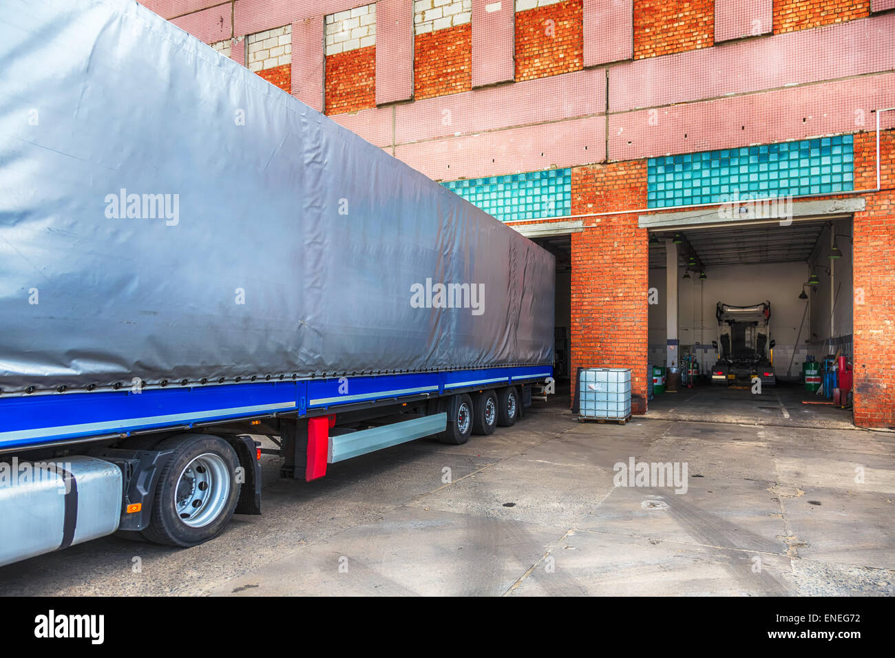 Inside lorry trailer hi-res stock photography and images - Alamy
