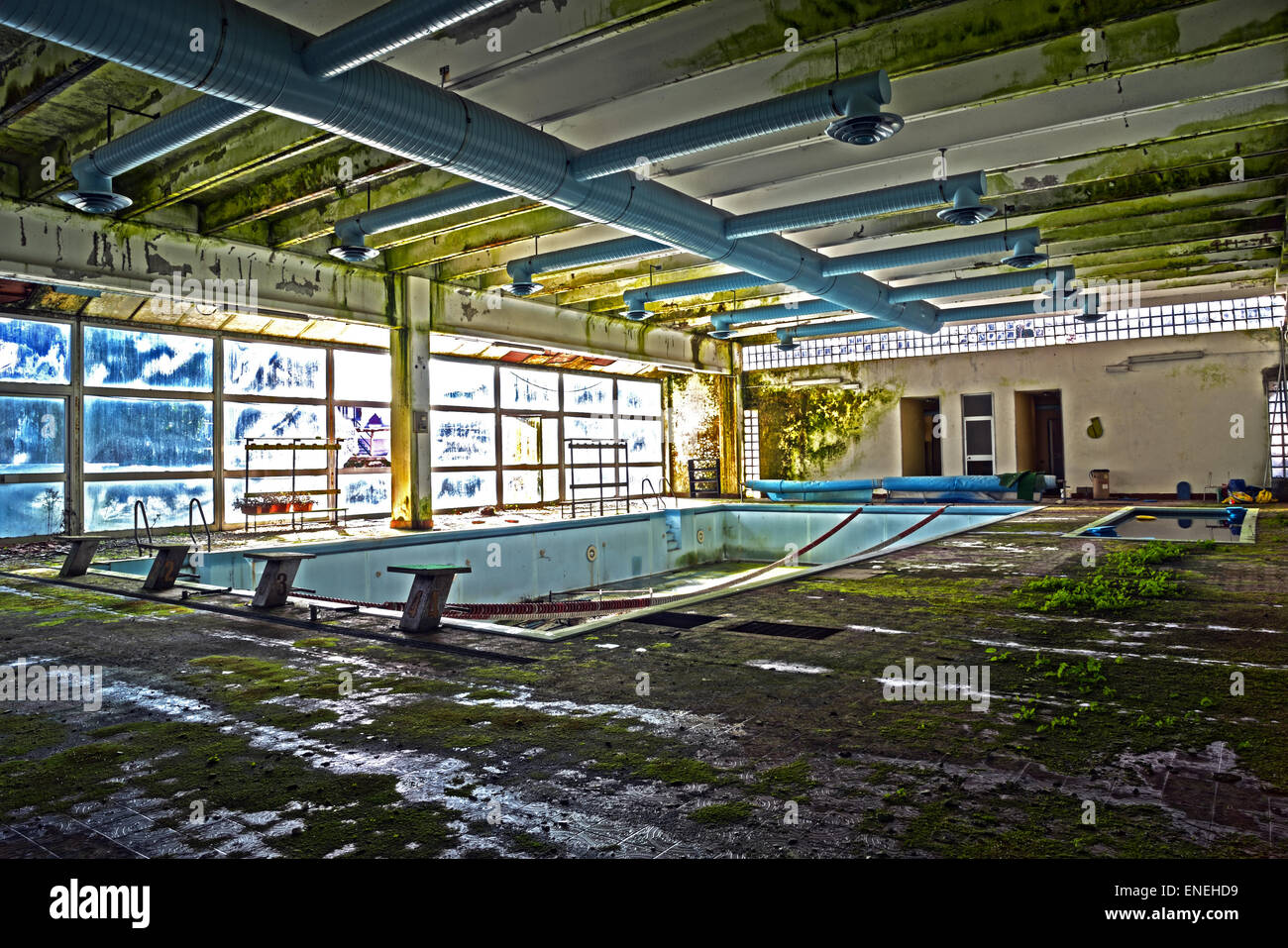 Abandoned swimming pool hi-res stock photography and images - Alamy