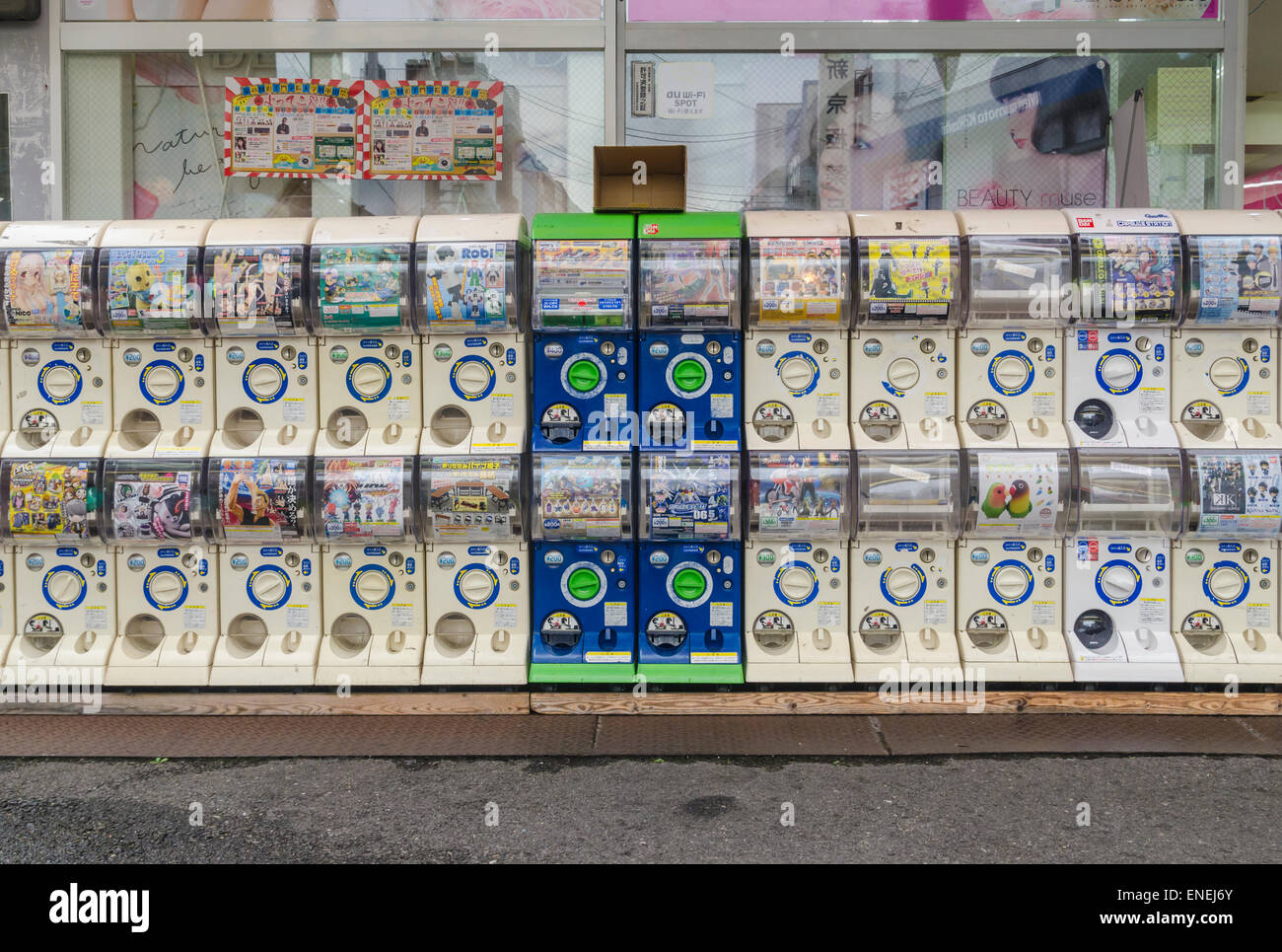 Vending machines hi-res stock photography and images - Alamy