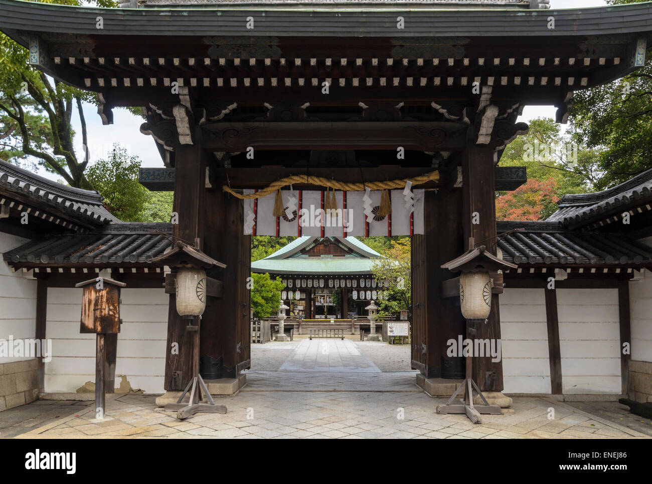Entrance gate to the Shiramine Shrine during early Autumn, Kyoto, Japan ...