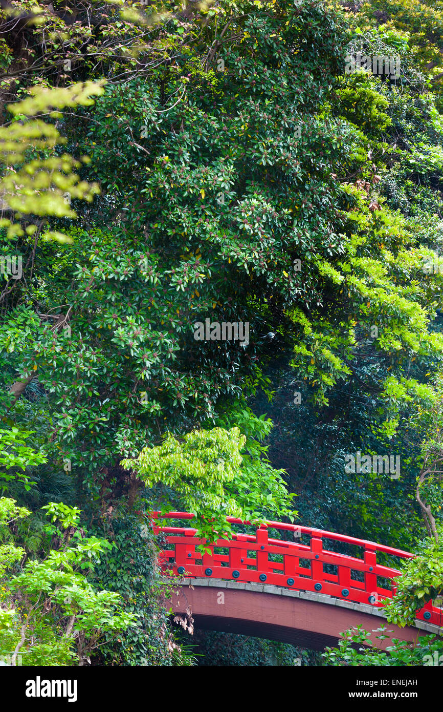 Red japanese bridge hi-res stock photography and images - Alamy