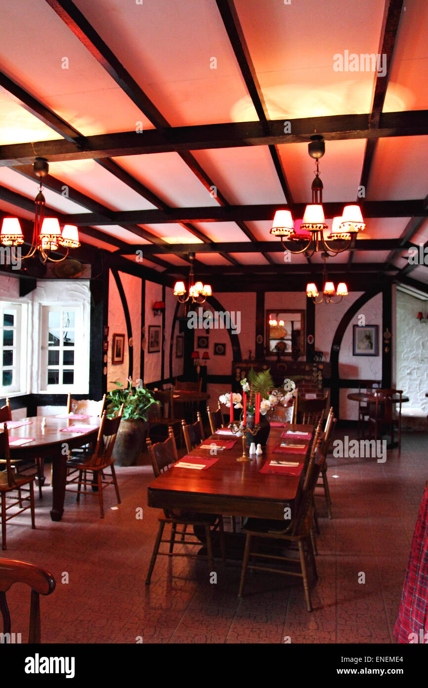 Traditional english cottage hi-res stock photography and images - Alamy