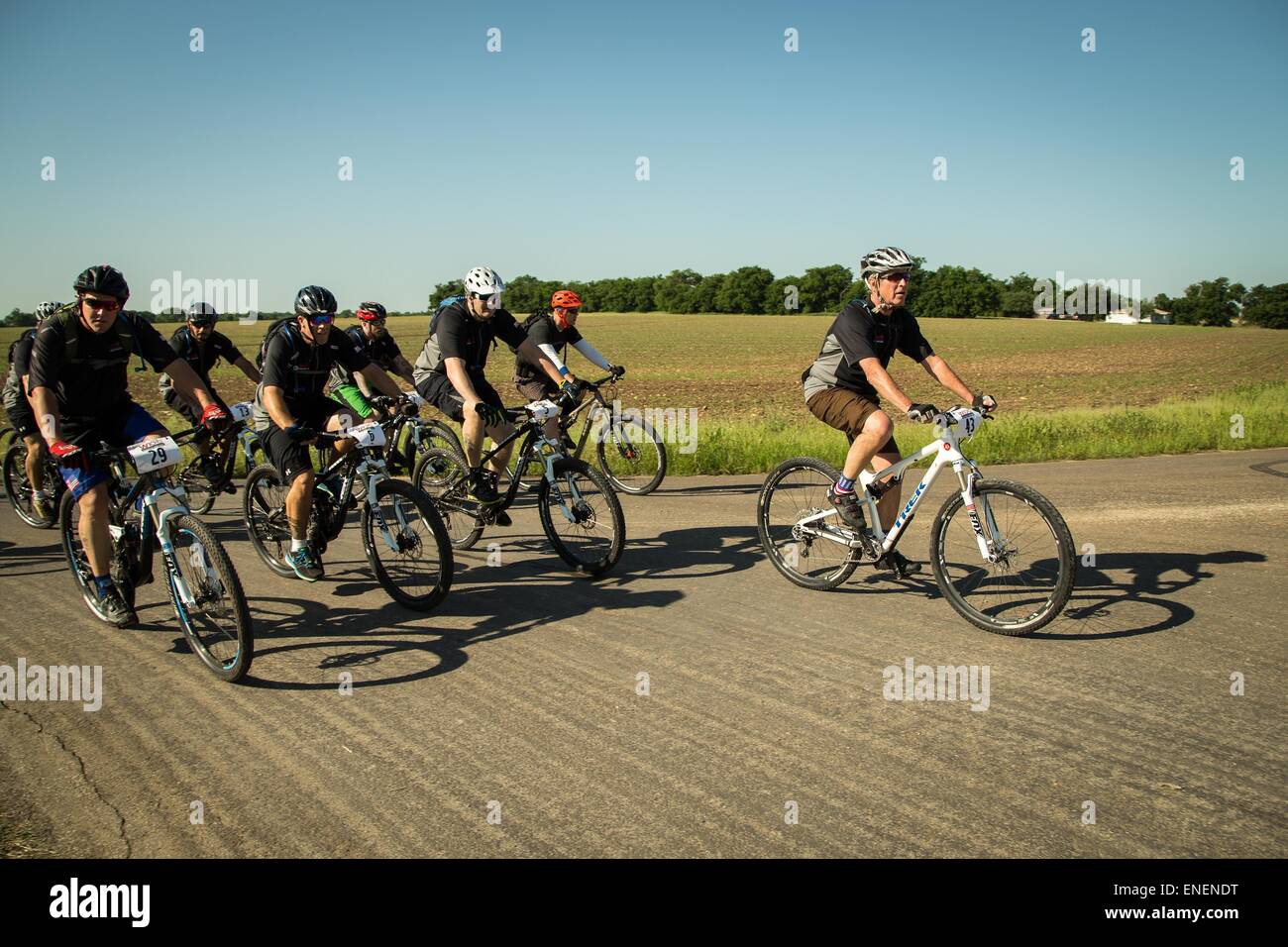 Former U.S. President George W. Bush (right) leads military service ...