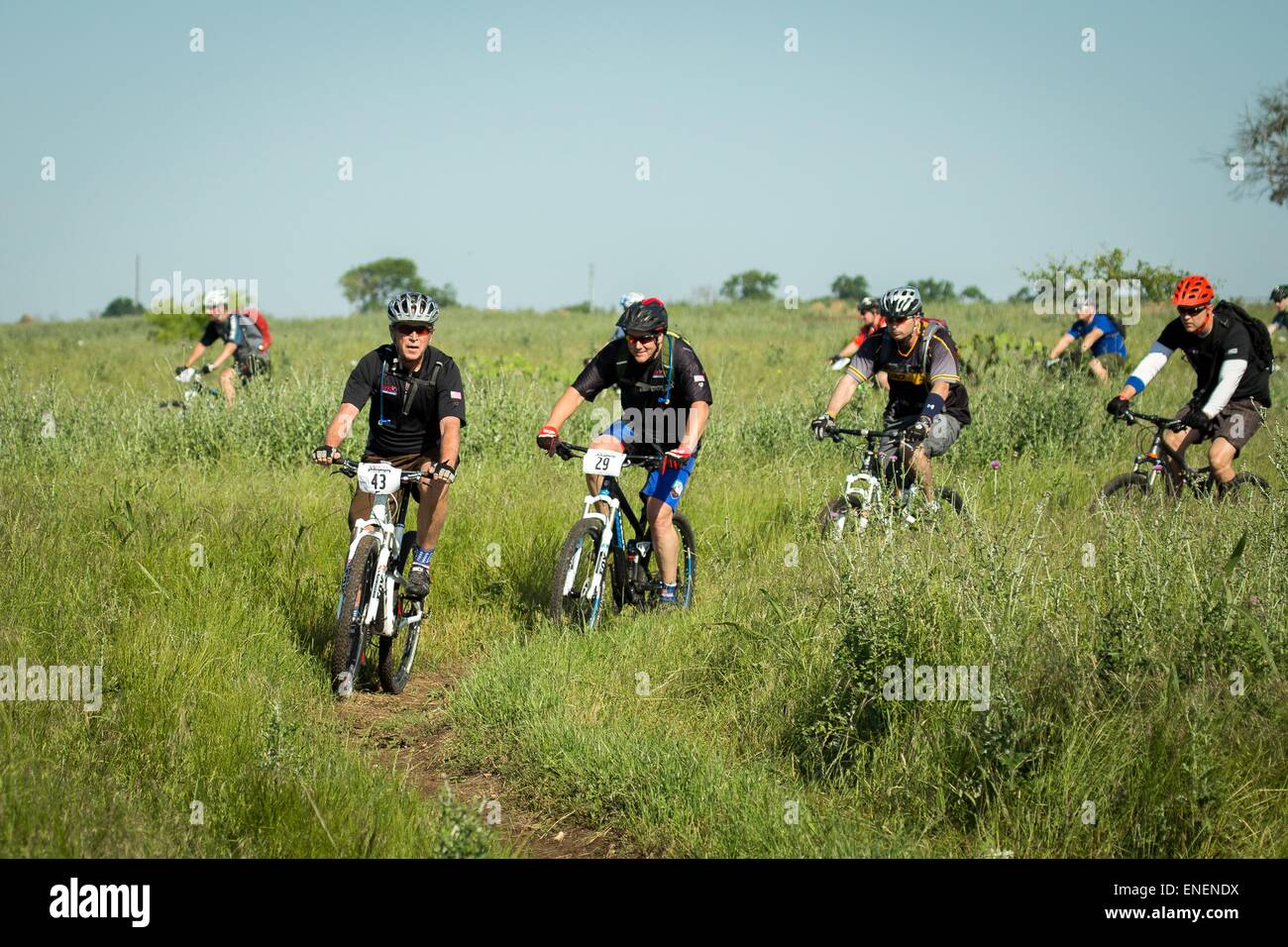 Former U.S. President George W. Bush (right) leads military service ...