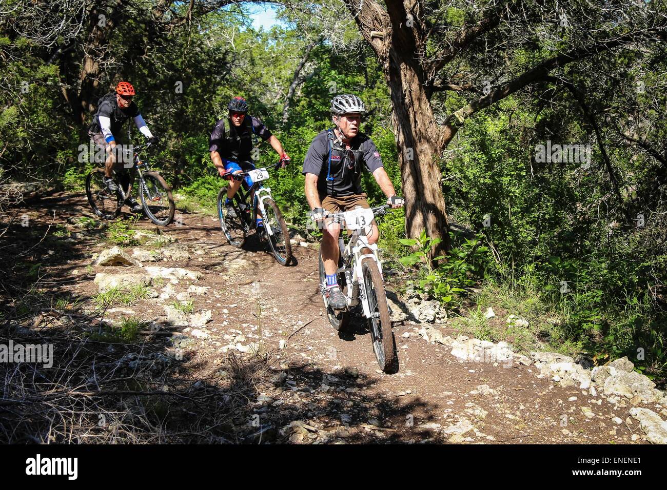 Former US President George W. Bush (right) leads military service ...