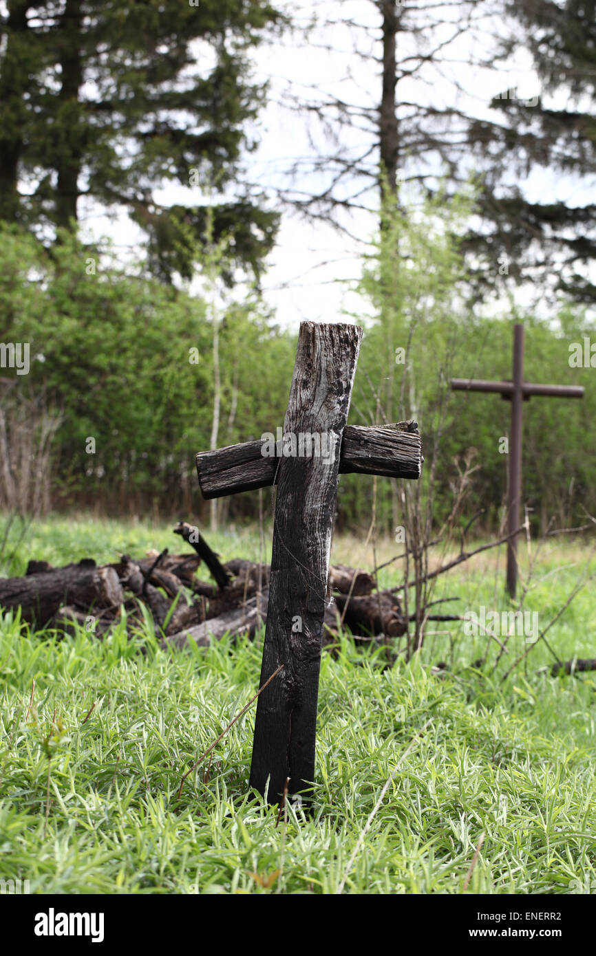 old wooden cross in the bushes and trees Stock Photo - Alamy