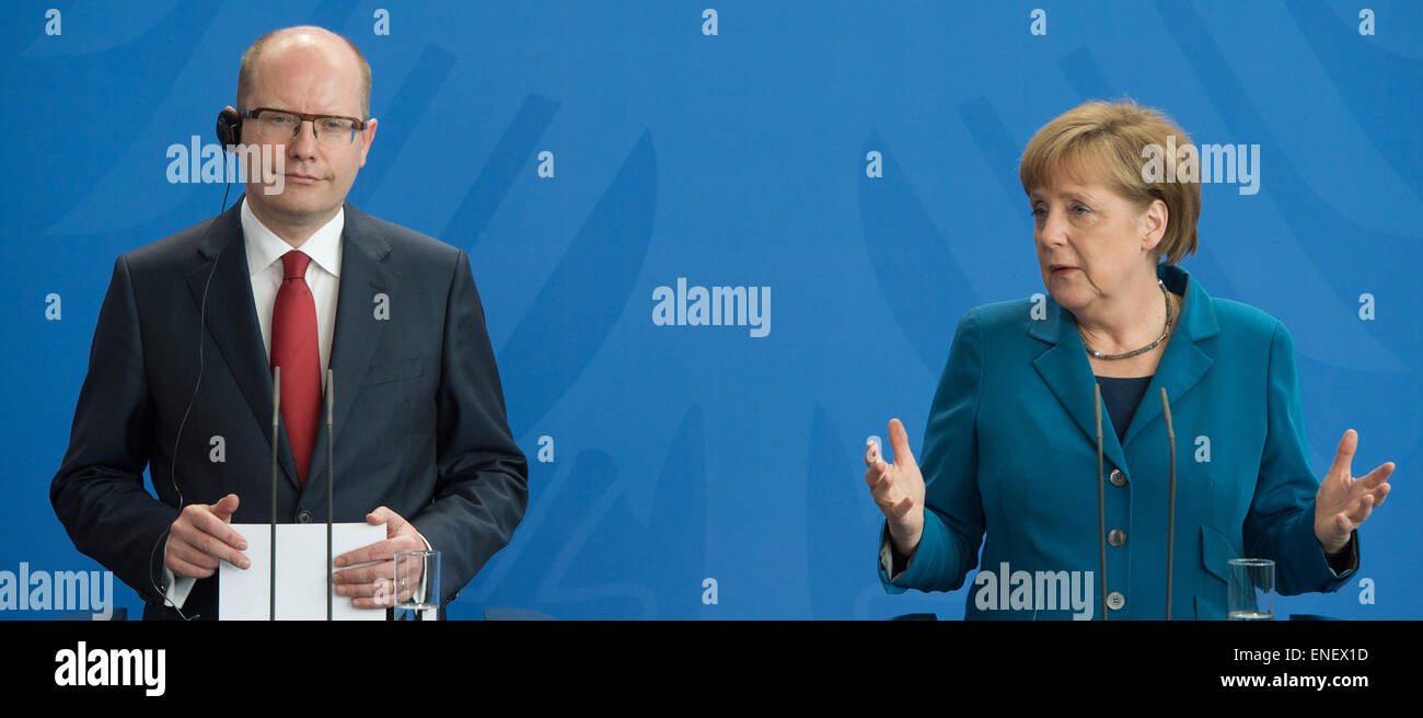 Berlin, Germany. 4th May, 2015. German Chancellor Angela Merkel (CDU, R ...