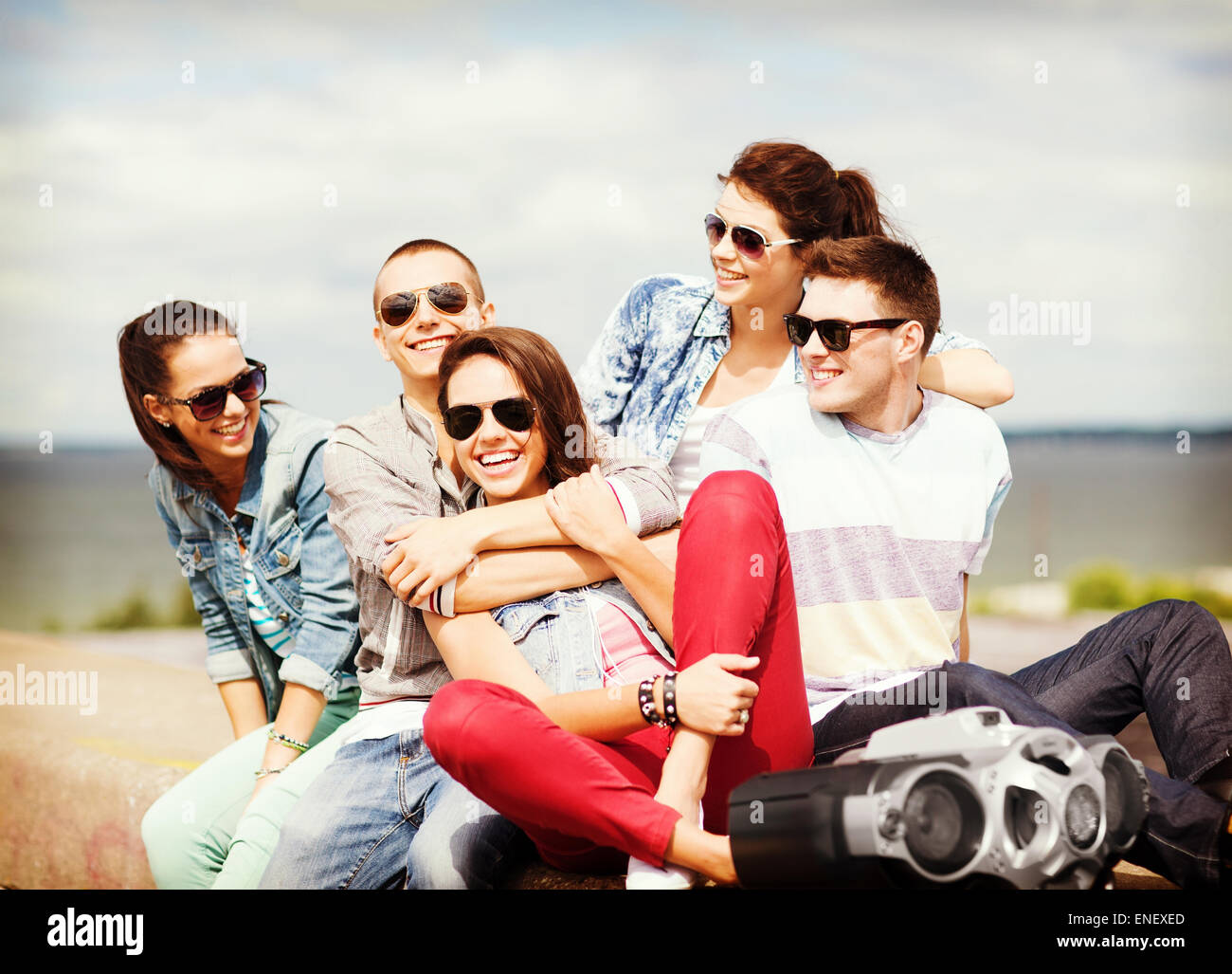 group of teenagers hanging out Stock Photo - Alamy