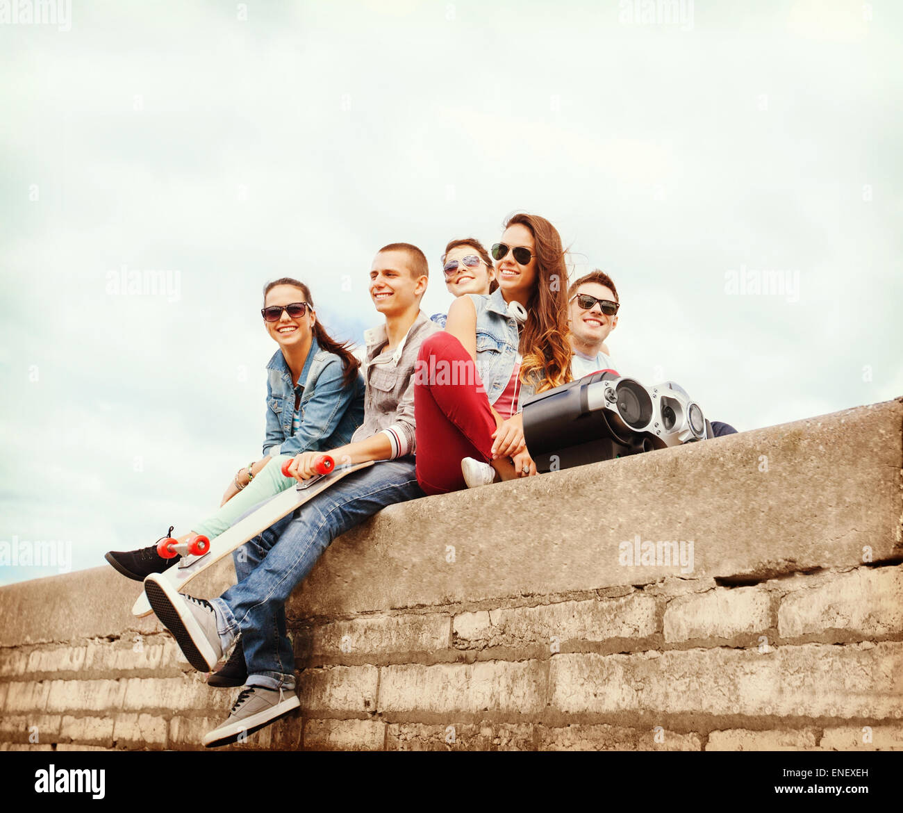 group of teenagers hanging outside Stock Photo - Alamy