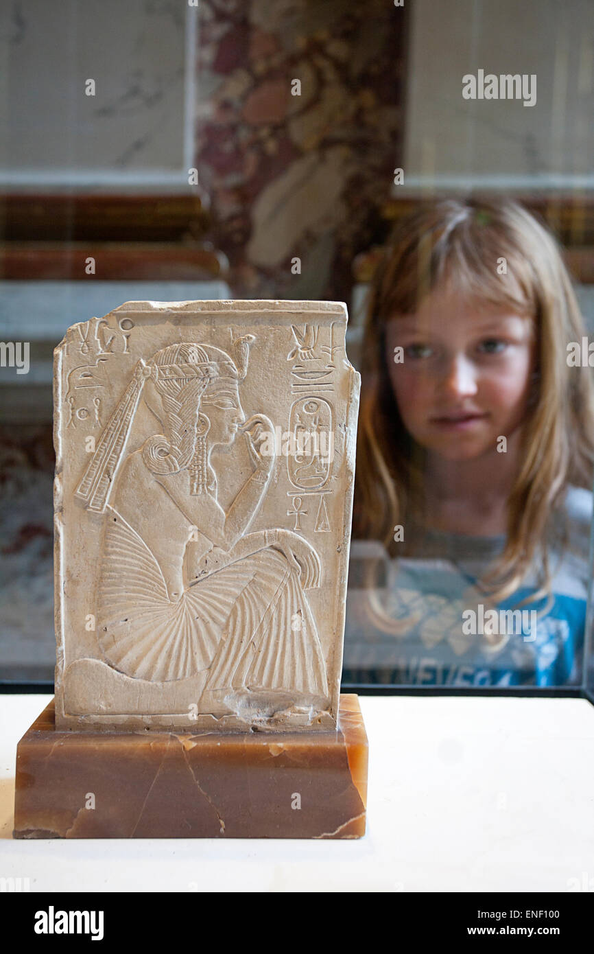 Young girl looking at an Egyptian artifact, Louvre Museum, Paris Stock ...