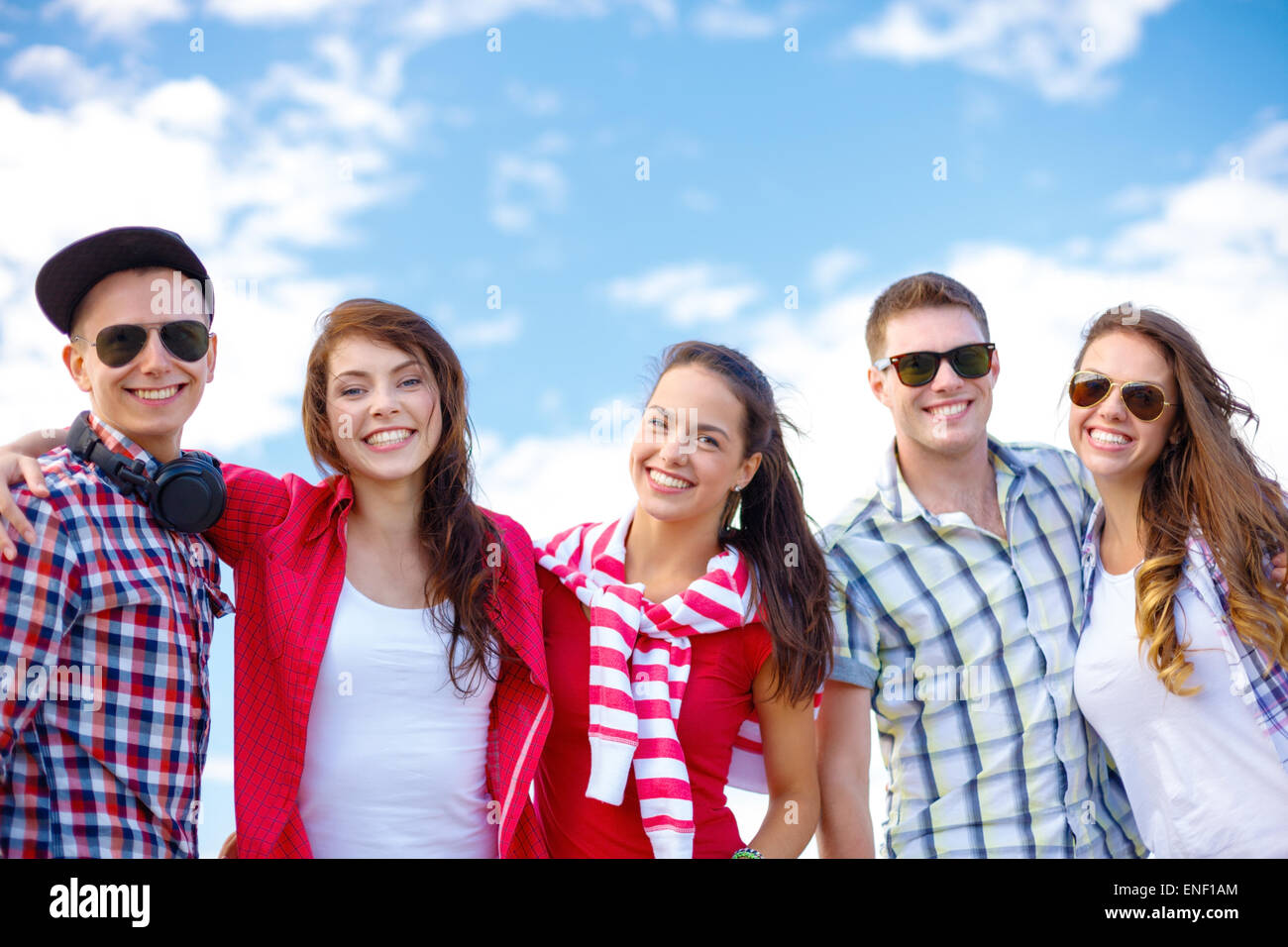 group of smiling teenagers hanging out Stock Photo - Alamy