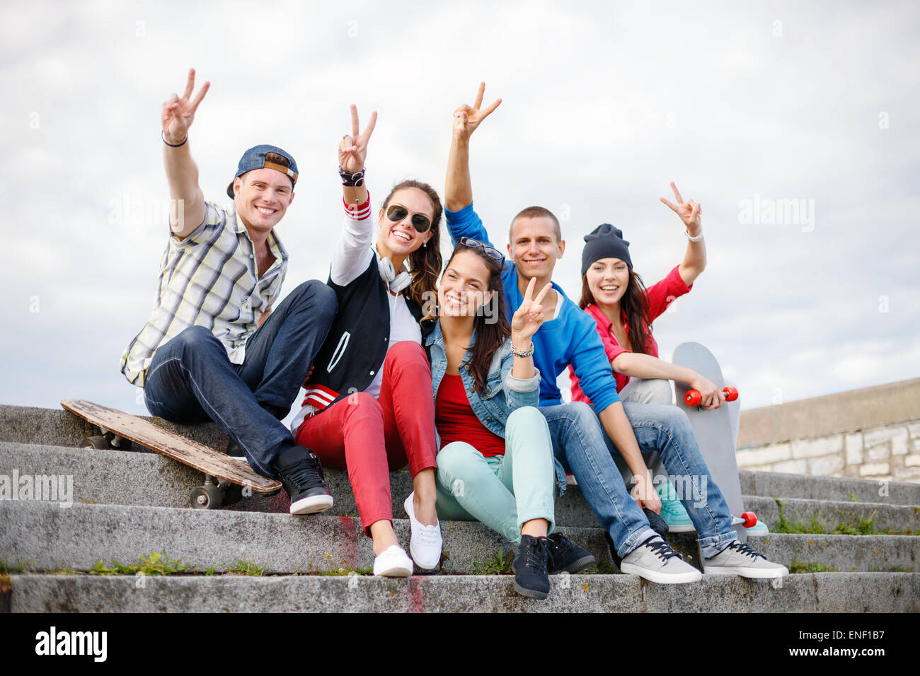 group of smiling teenagers hanging out Stock Photo - Alamy