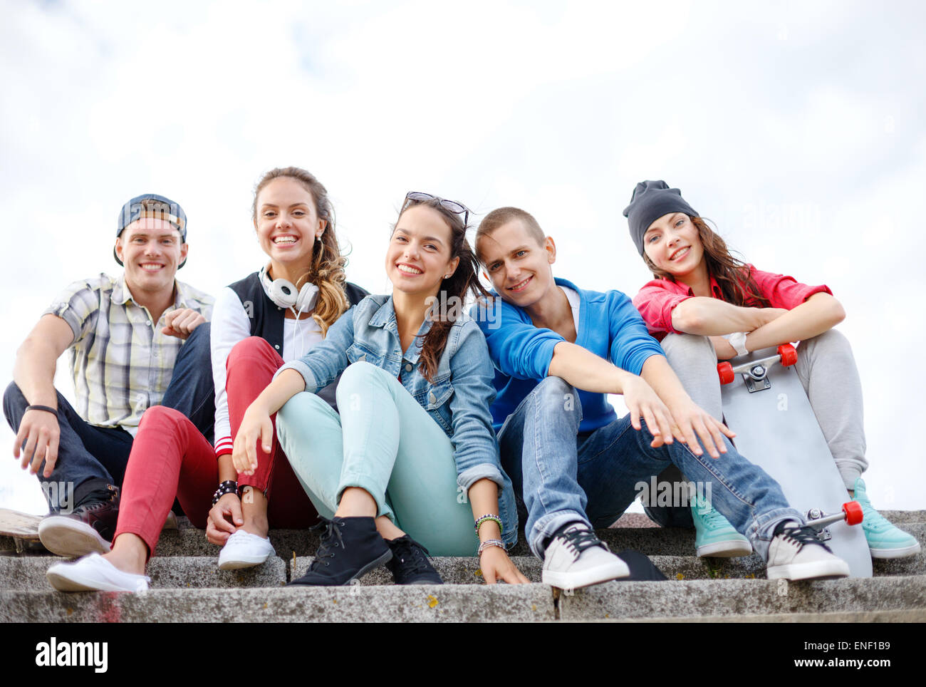 group of smiling teenagers hanging out Stock Photo - Alamy