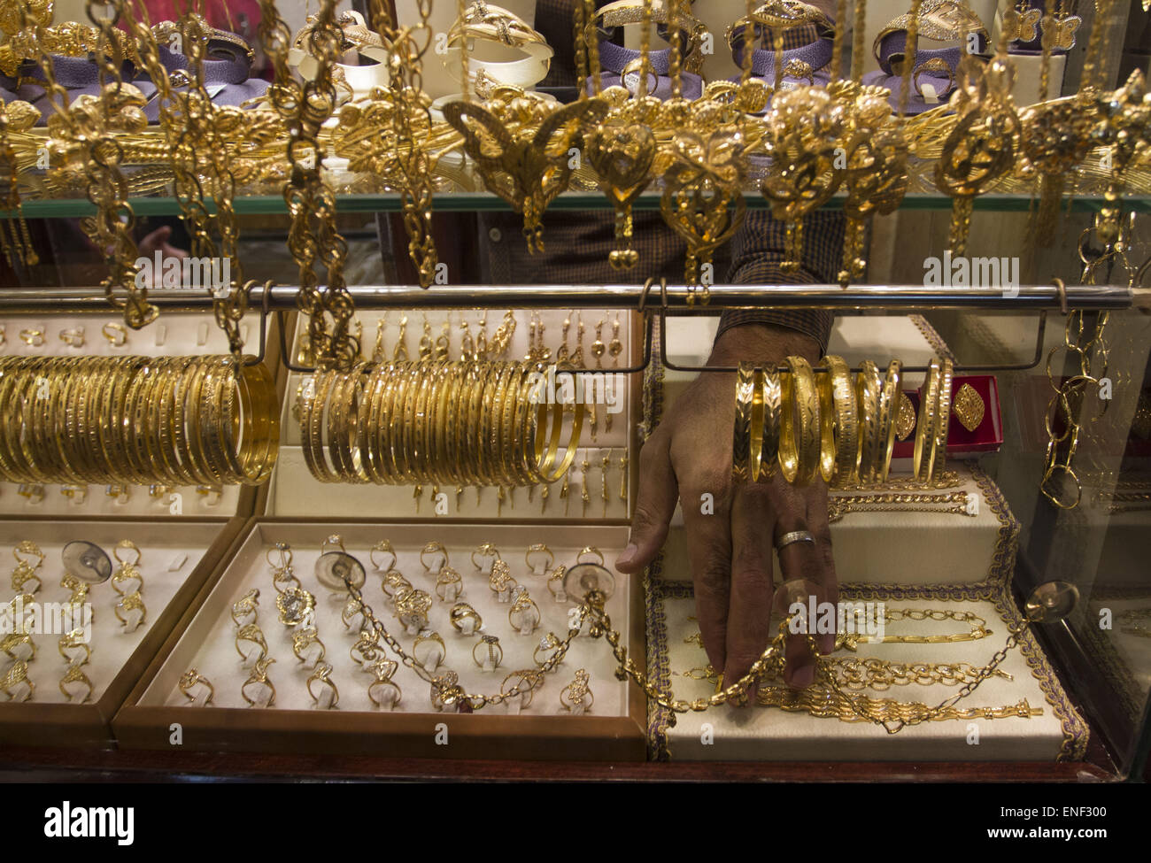 Gaza City, The Gaza Strip, Palestine. 4th May, 2015. Gold shop at Gaza ...