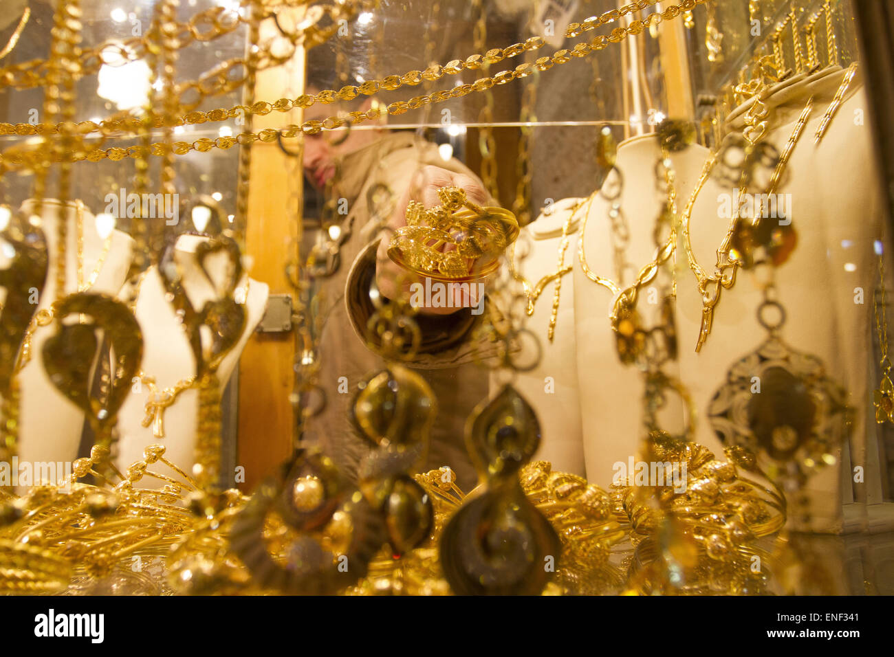 Gaza City, The Gaza Strip, Palestine. 4th May, 2015. Gold shop at Gaza ...
