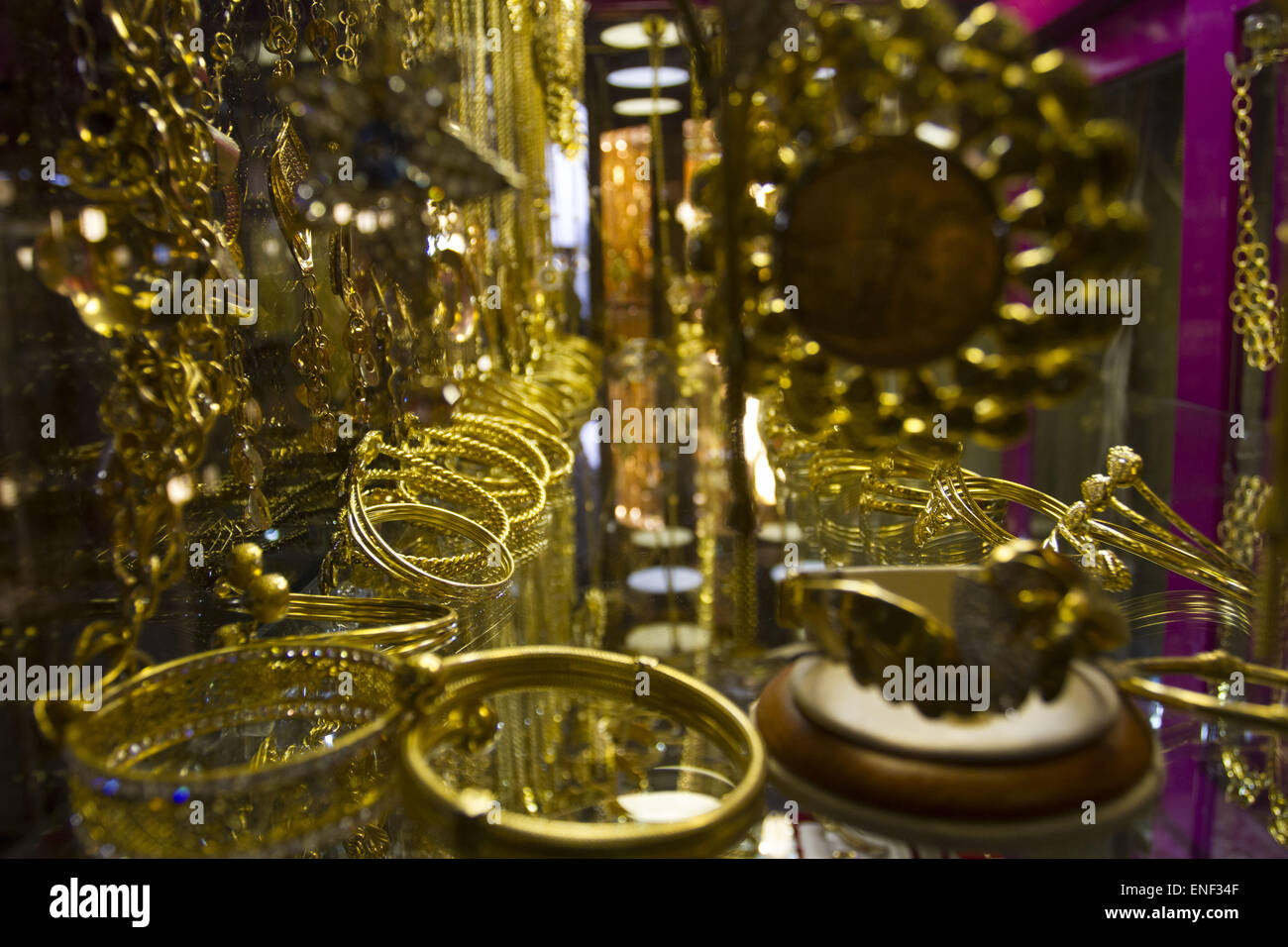 Gaza City, The Gaza Strip, Palestine. 4th May, 2015. Gold shop at Gaza ...
