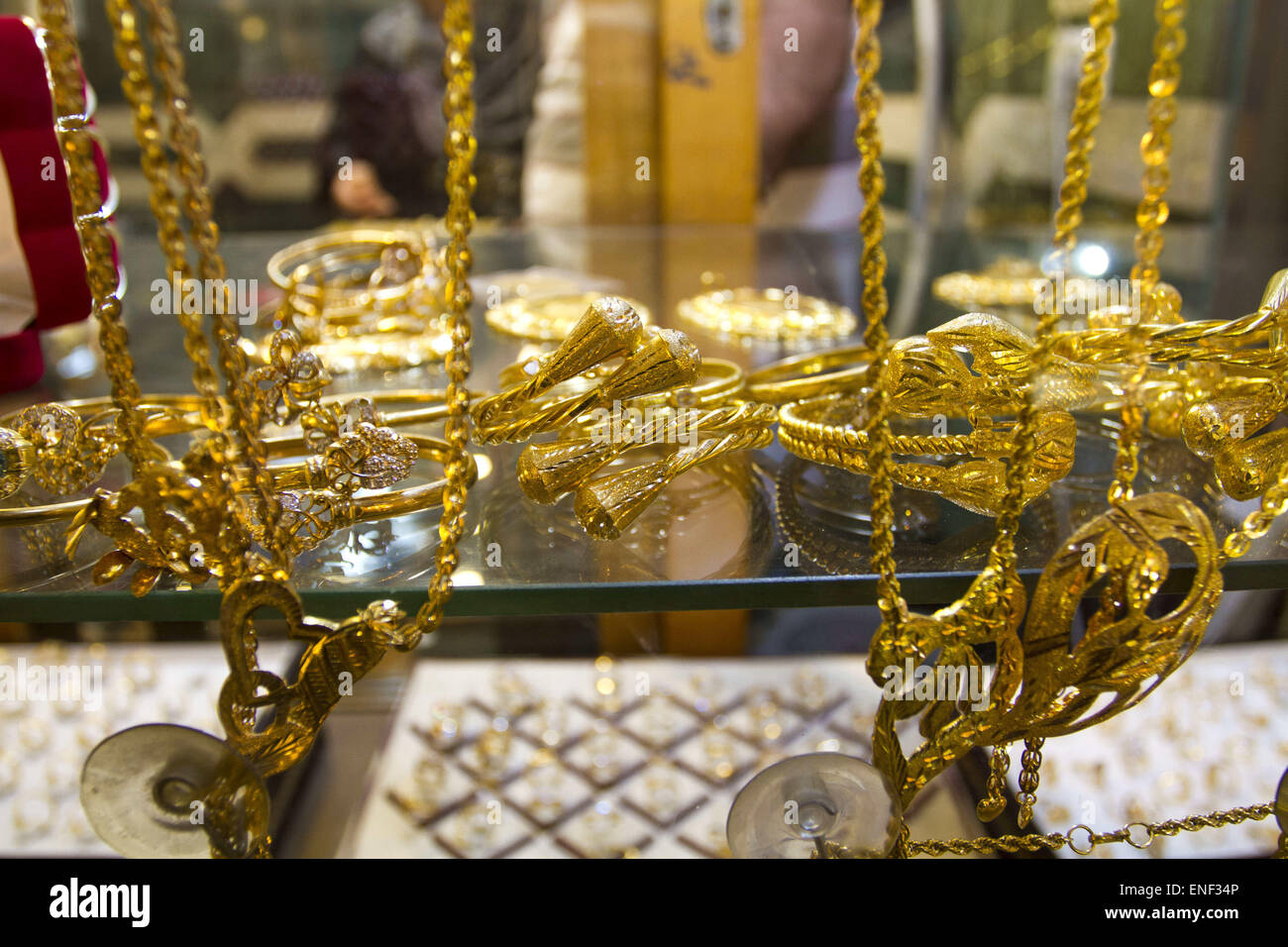 Gaza City, The Gaza Strip, Palestine. 4th May, 2015. Gold shop at Gaza ...