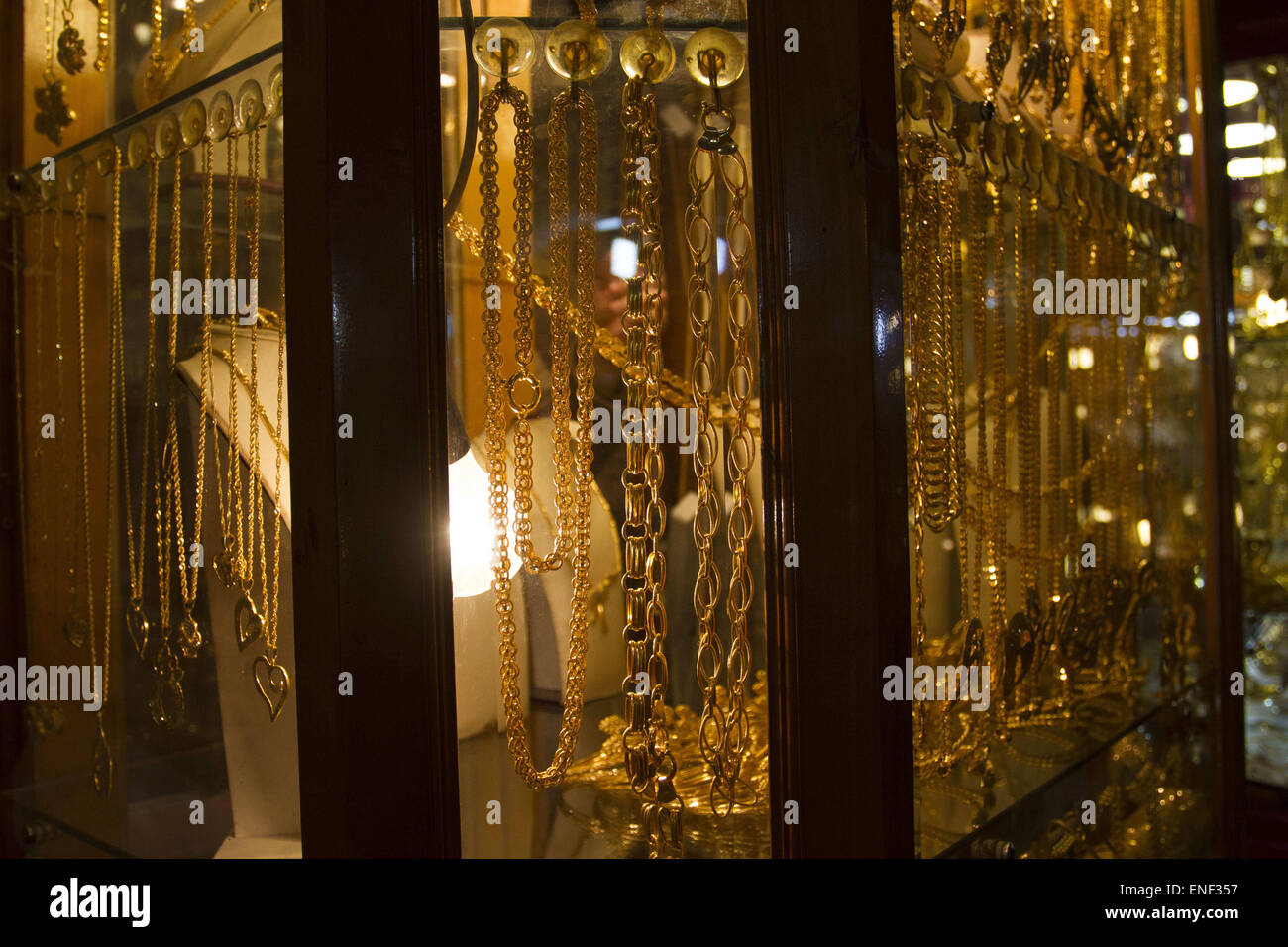 Gaza City, The Gaza Strip, Palestine. 4th May, 2015. Gold shop at Gaza ...