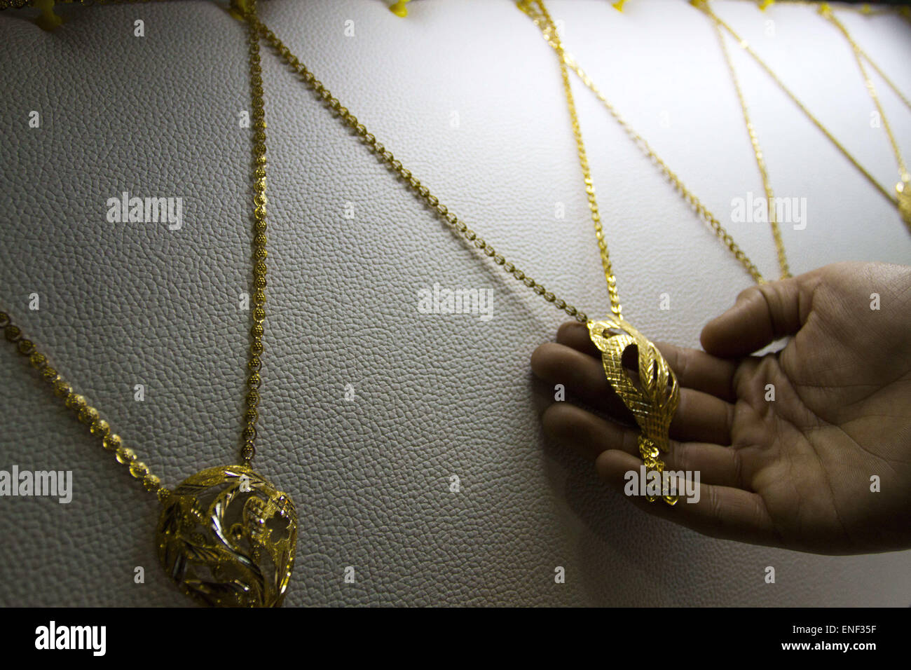 Gaza City, The Gaza Strip, Palestine. 4th May, 2015. Worker at Gold ...