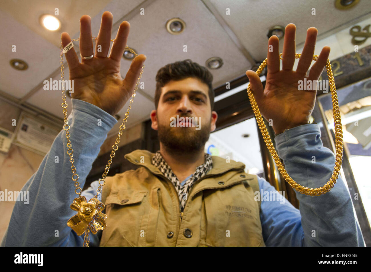 Gaza City, The Gaza Strip, Palestine. 4th May, 2015. Worker at Gold ...