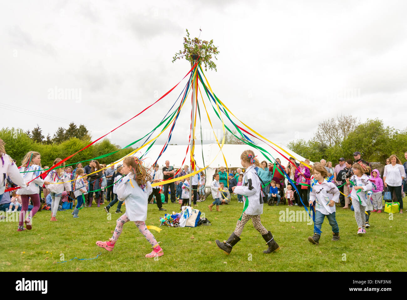 Children maypole dance hi-res stock photography and images - Alamy