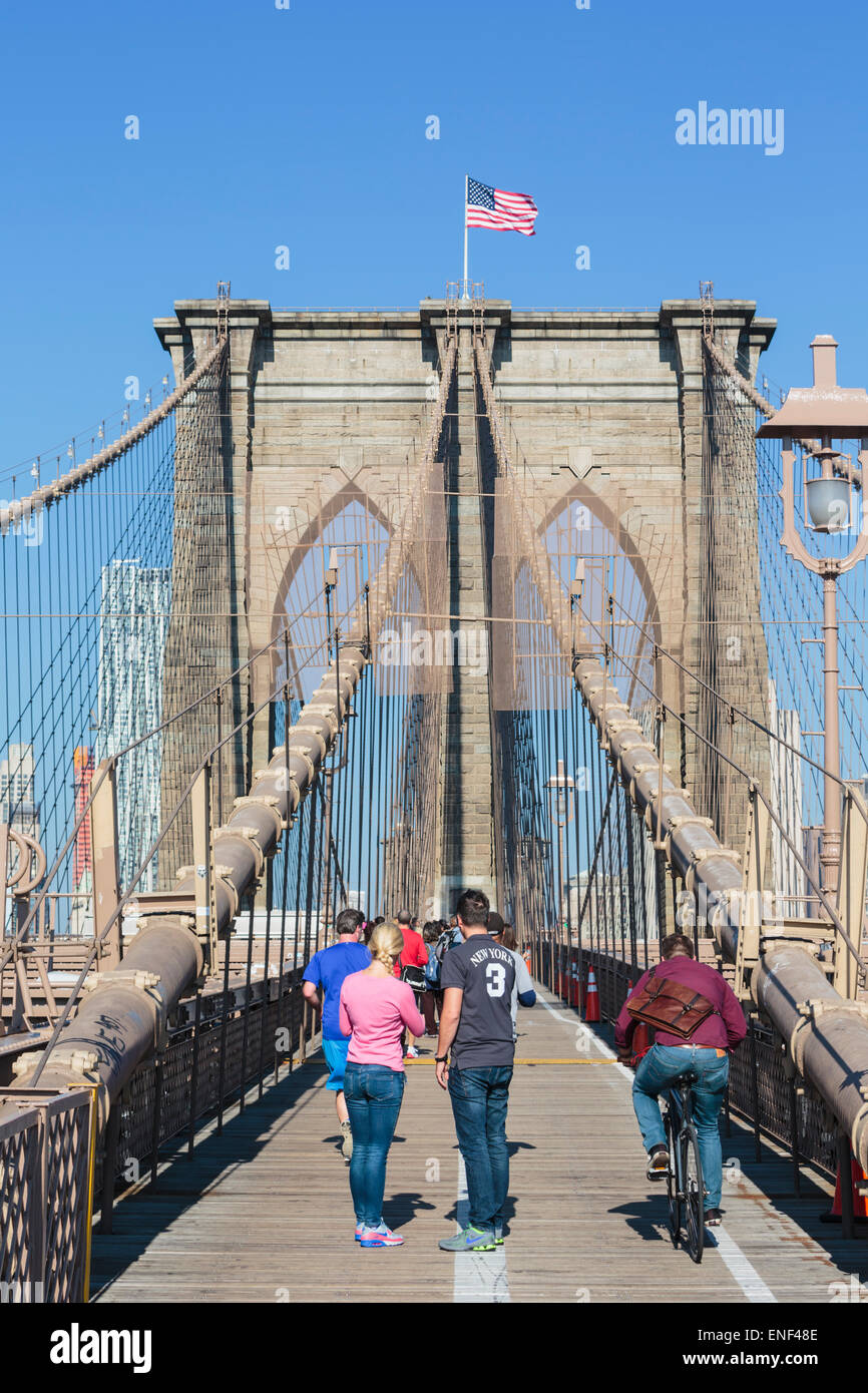 Walking brooklyn bridge hi-res stock photography and images - Alamy