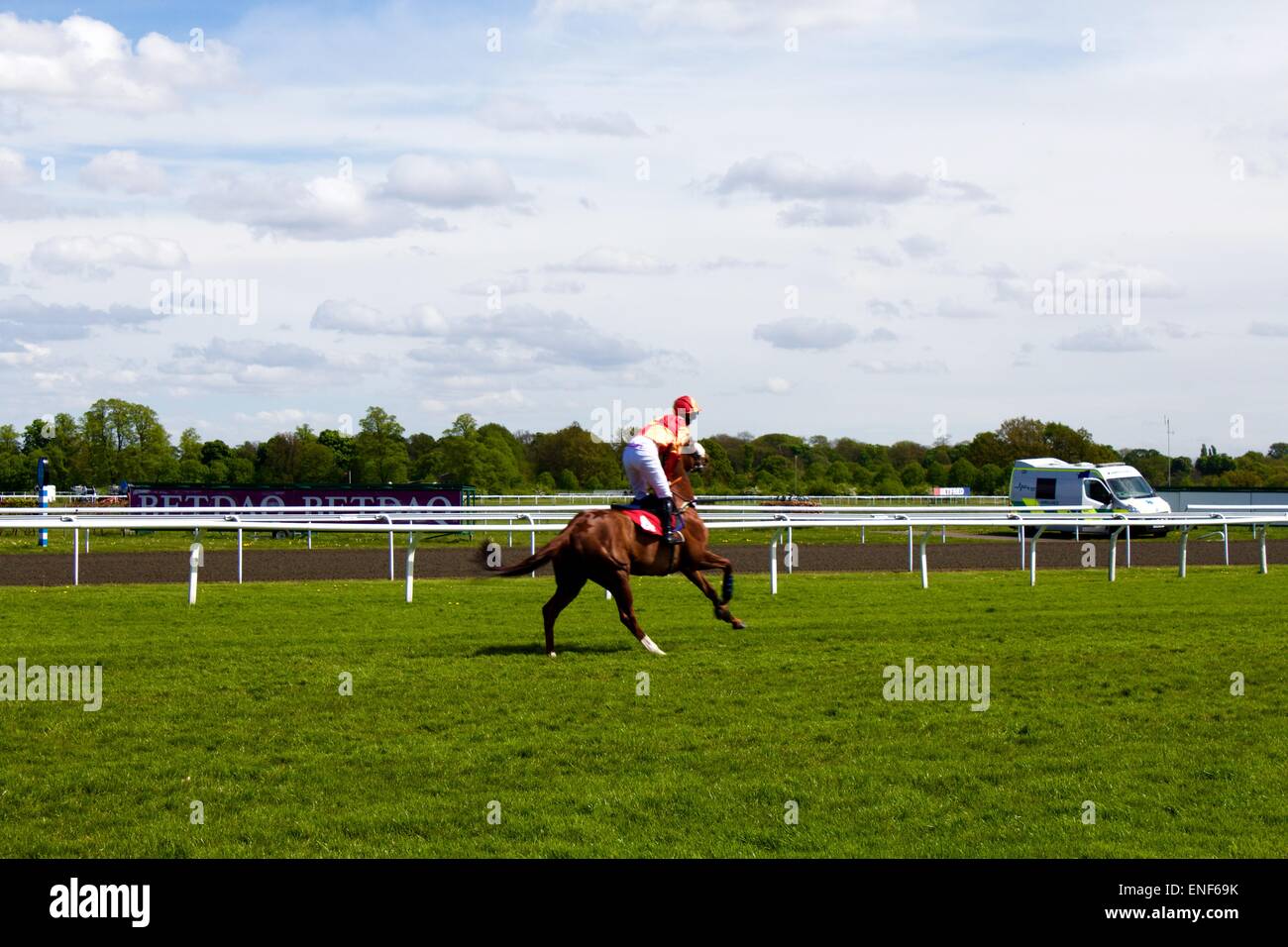 Kempton park racing hi-res stock photography and images - Alamy