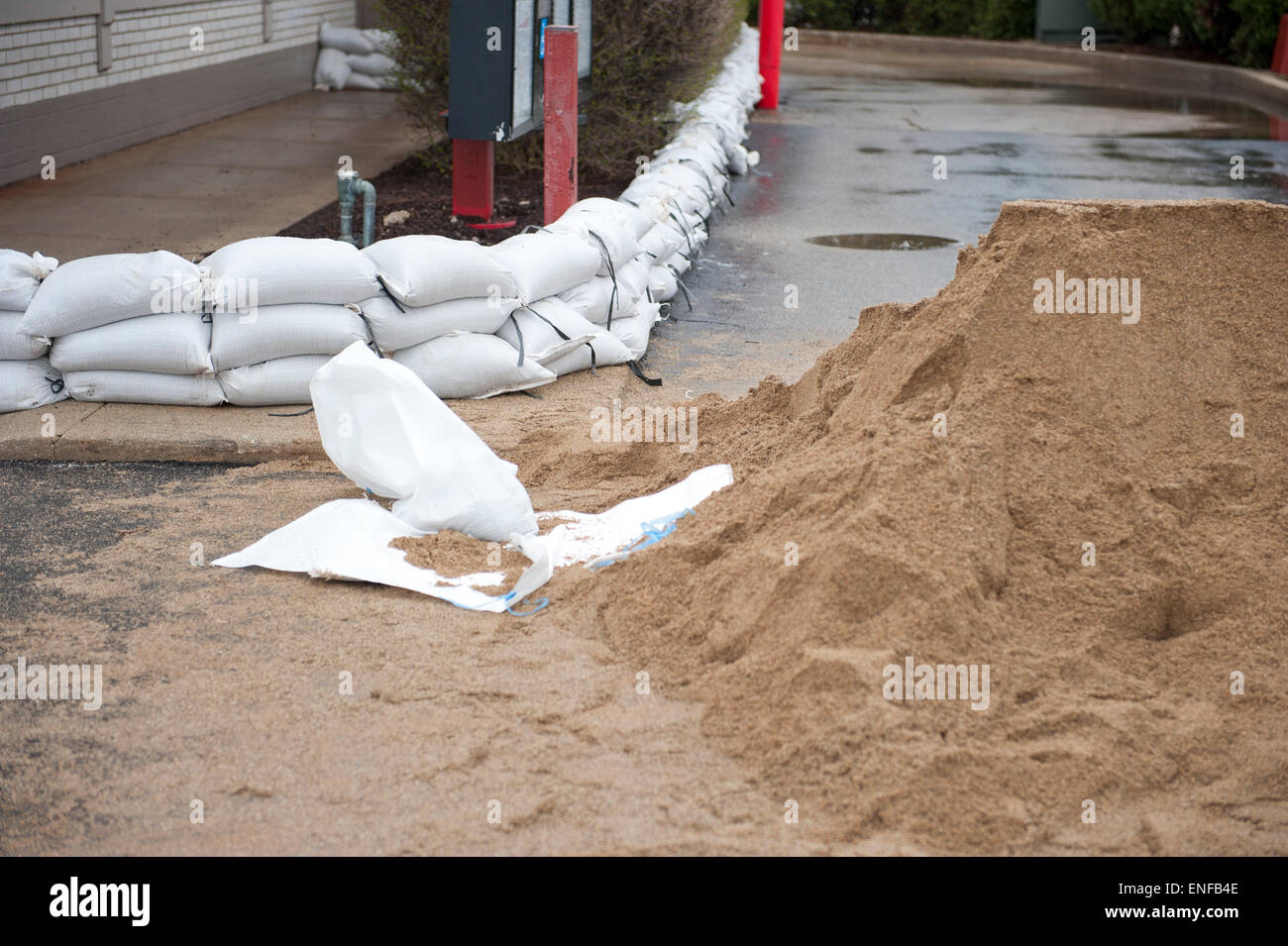 Sandbag barrier hi-res stock photography and images - Alamy