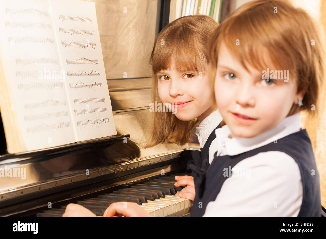 Girls playing piano hi-res stock photography and images - Alamy