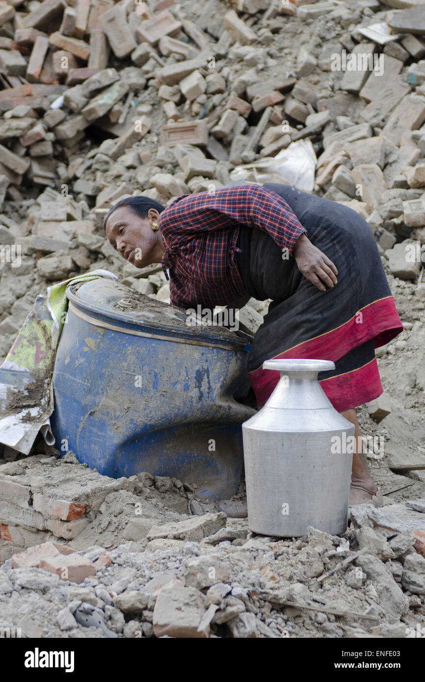 Nepal earthquake bhaktapur mountain hi-res stock photography and images ...