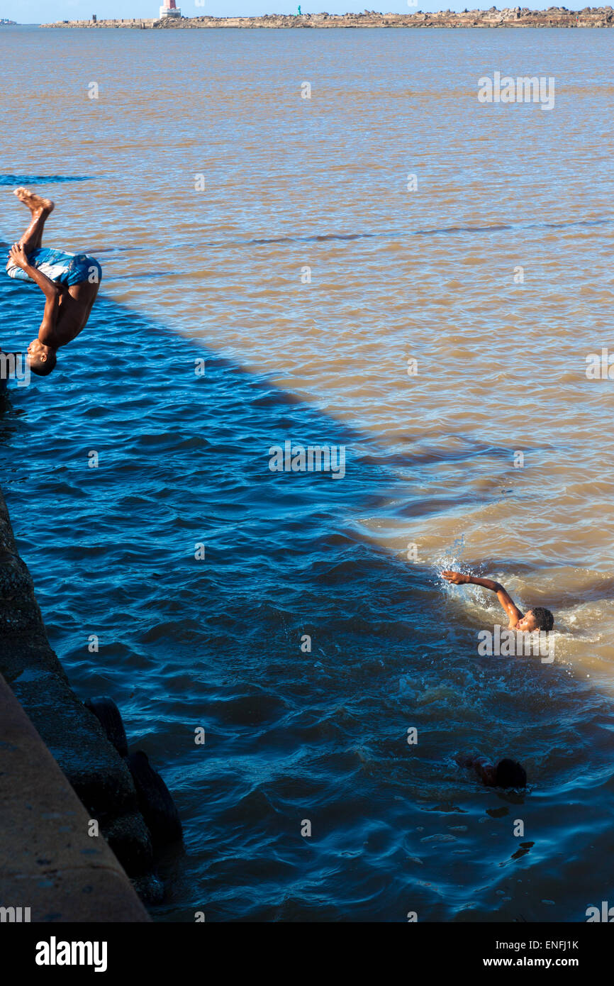 Boys diving cliff hi-res stock photography and images - Alamy