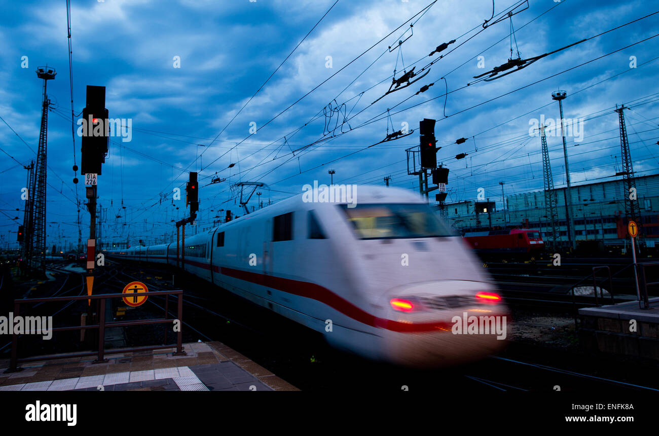 An ICE high-speed train arrives early in the morning to the main train ...