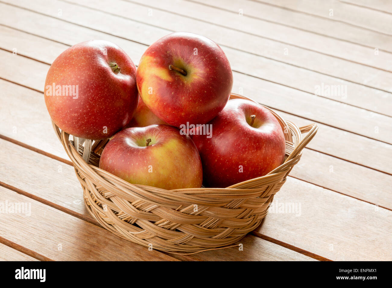 Four apples on table hi-res stock photography and images - Alamy