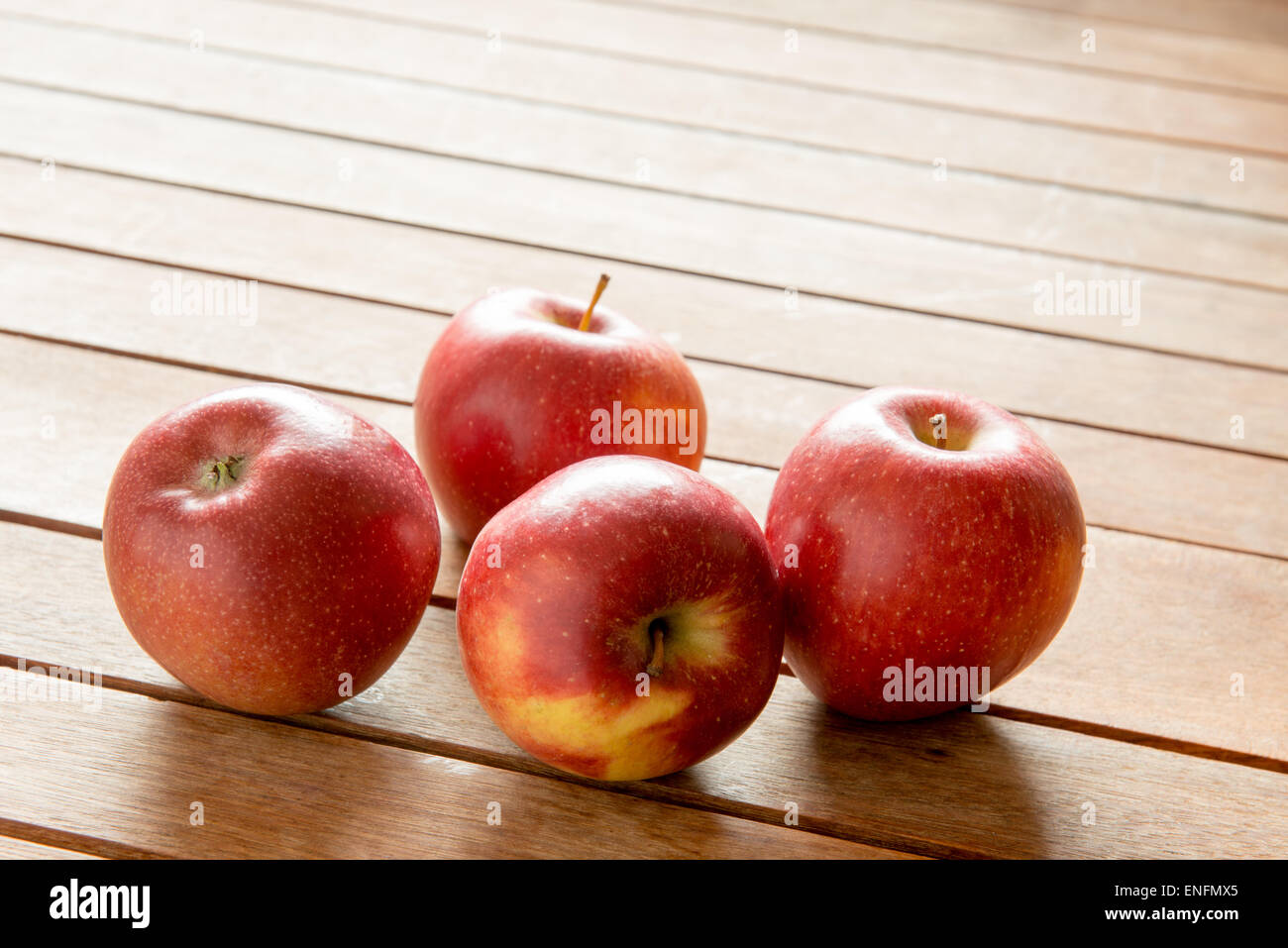 Four apples on table hi-res stock photography and images - Alamy