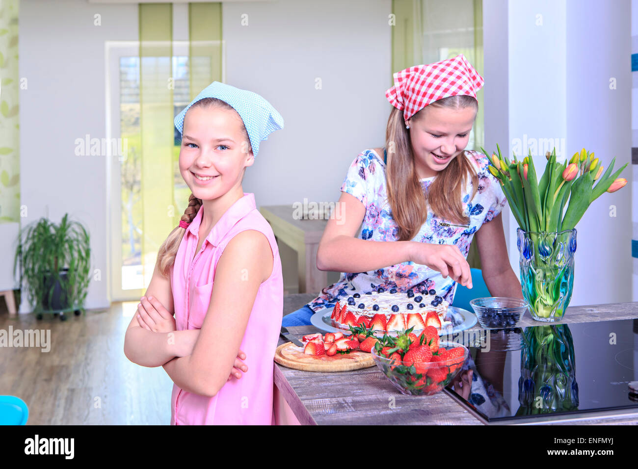 Girl baking cake hi-res stock photography and images - Alamy