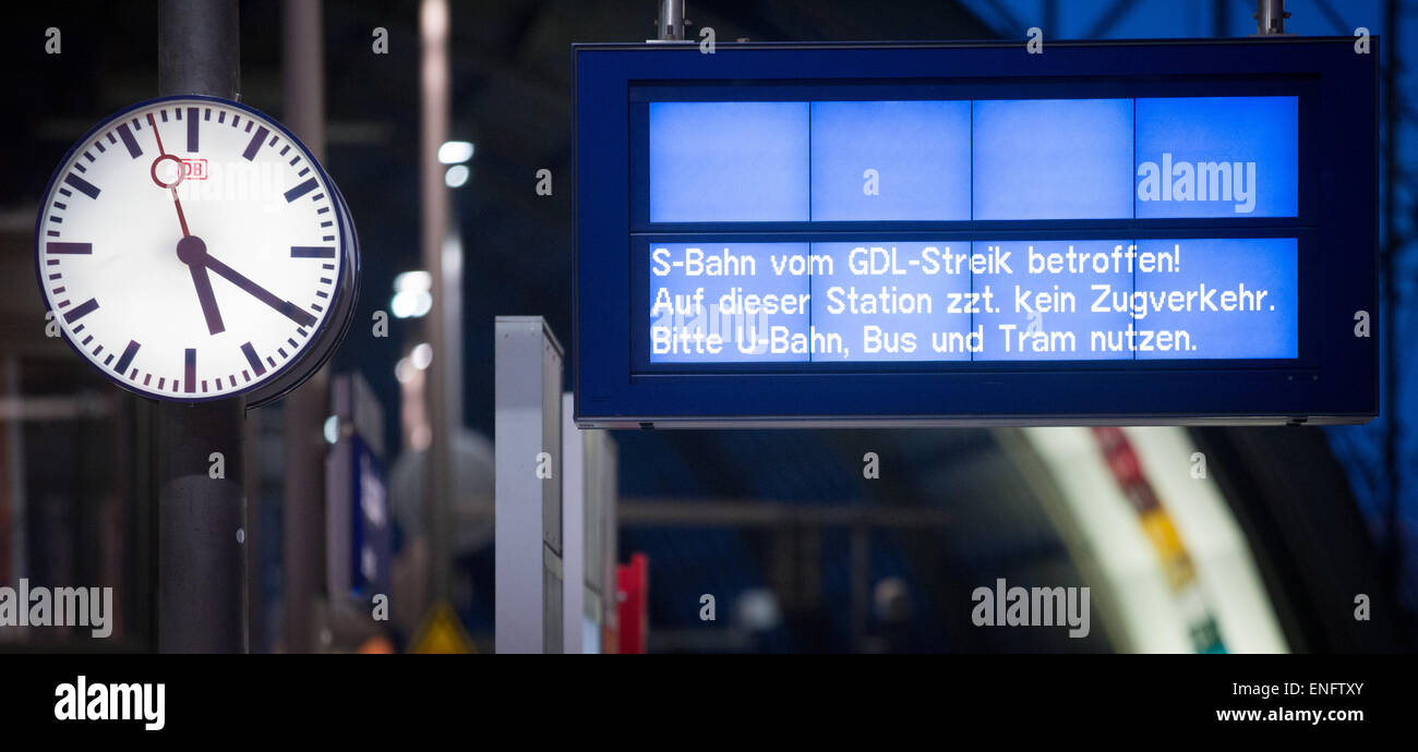 Display board deutsche bahn train hi-res stock photography and images ...