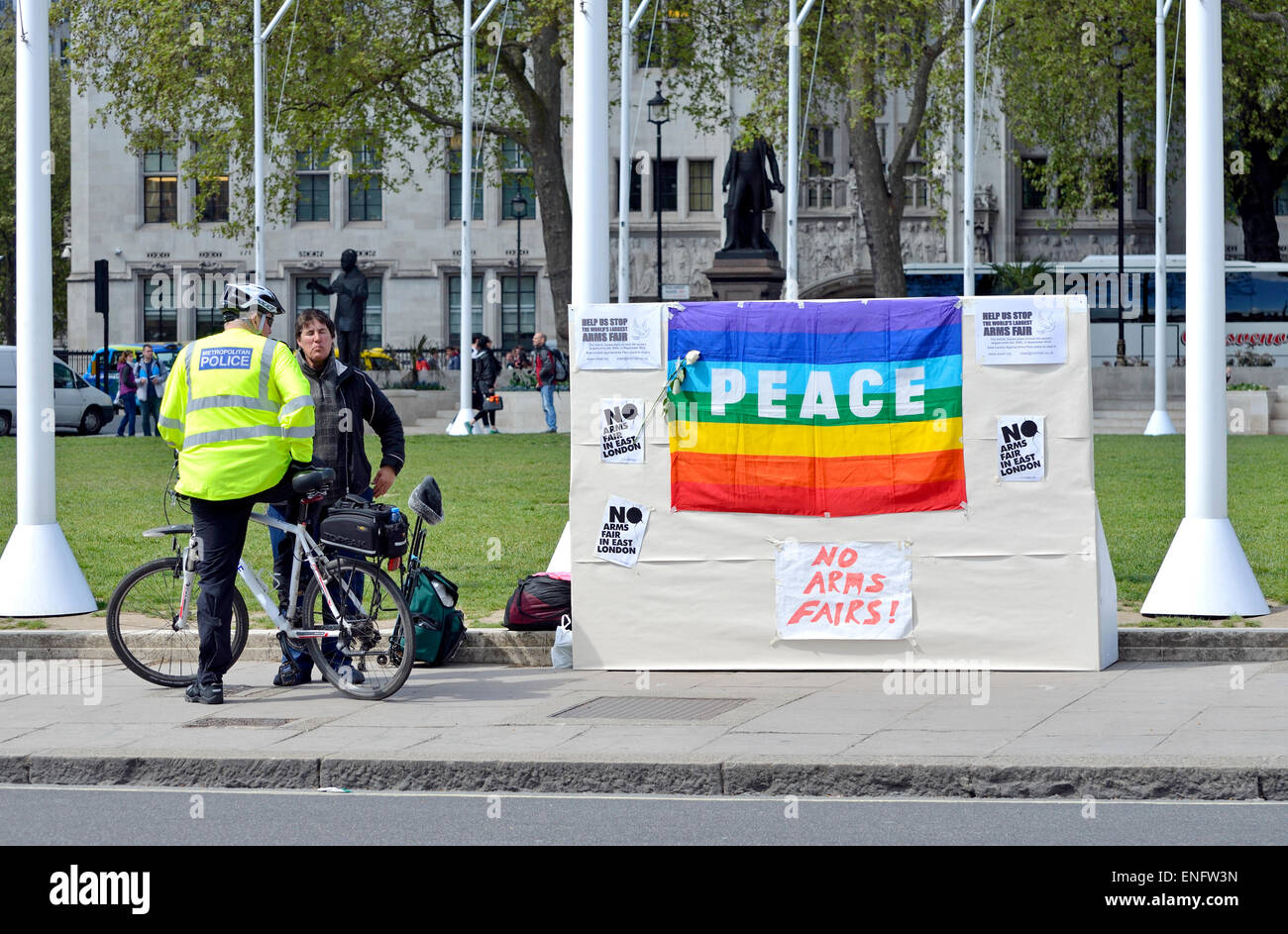 Police officer talking demonstrator hi-res stock photography and images ...
