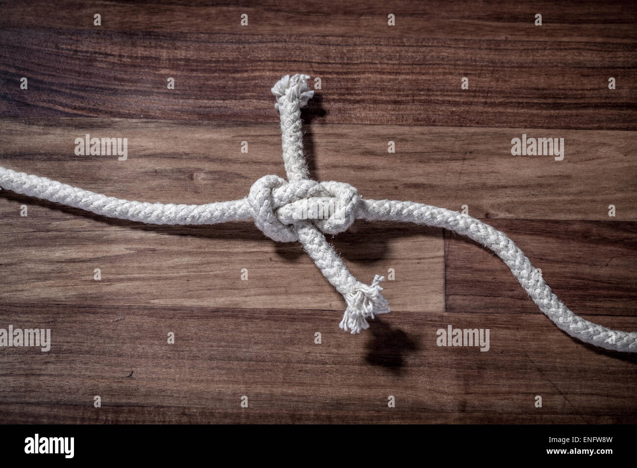 Hunters Bend knot with white rope Stock Photo - Alamy