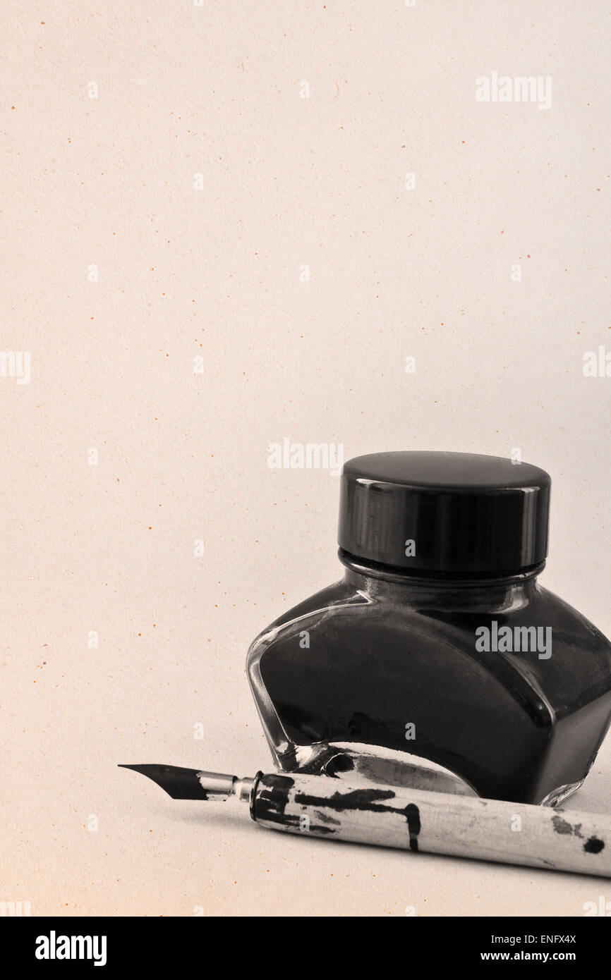 Old pen and ink pot Stock Photo - Alamy