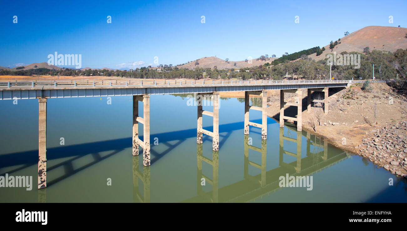 The small village of Bonnie Doon on Lake Eildon on an autumn day in ...