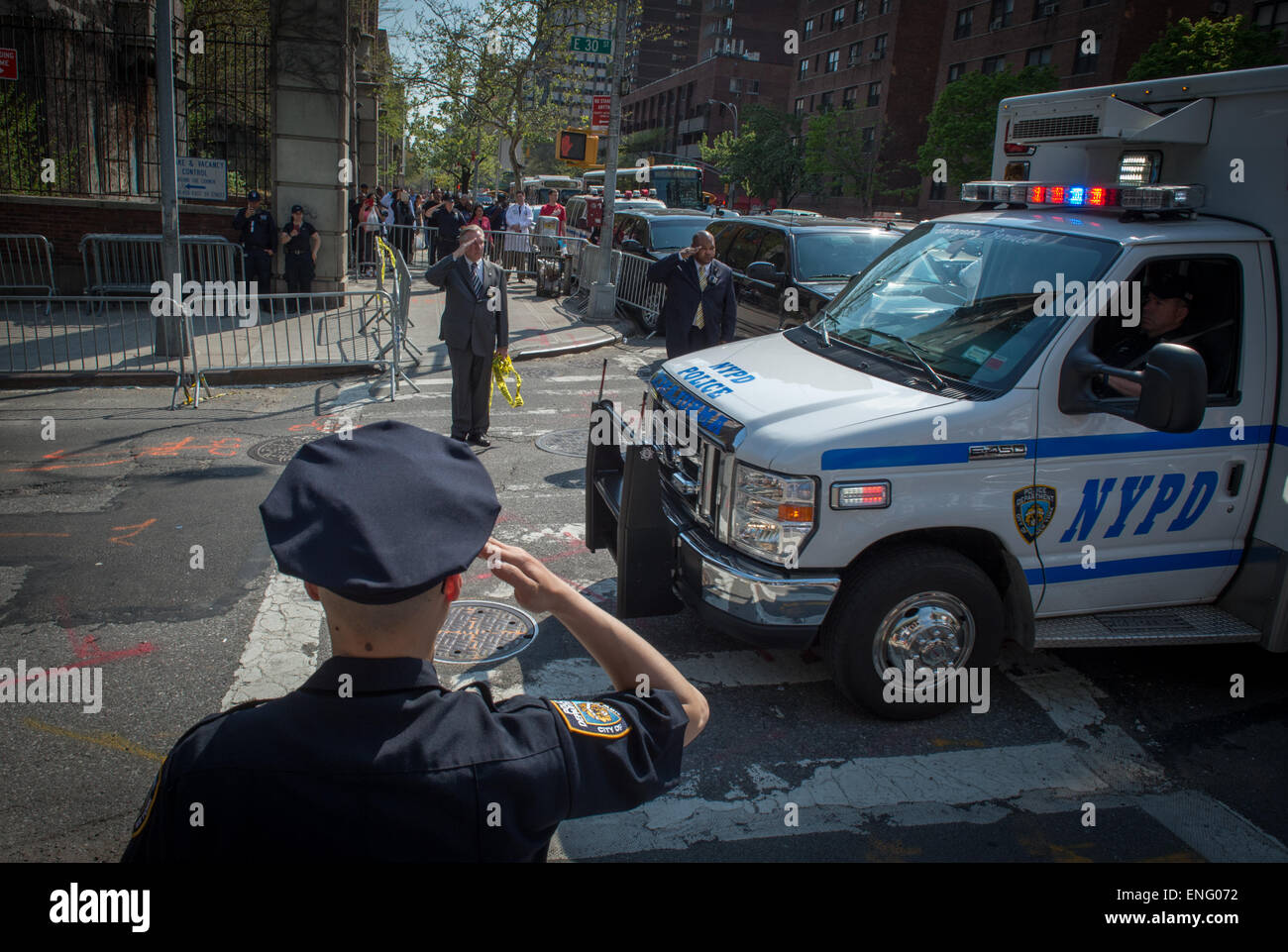 Police Officers Salute Flag Stock Photos & Police Officers Salute Flag ...