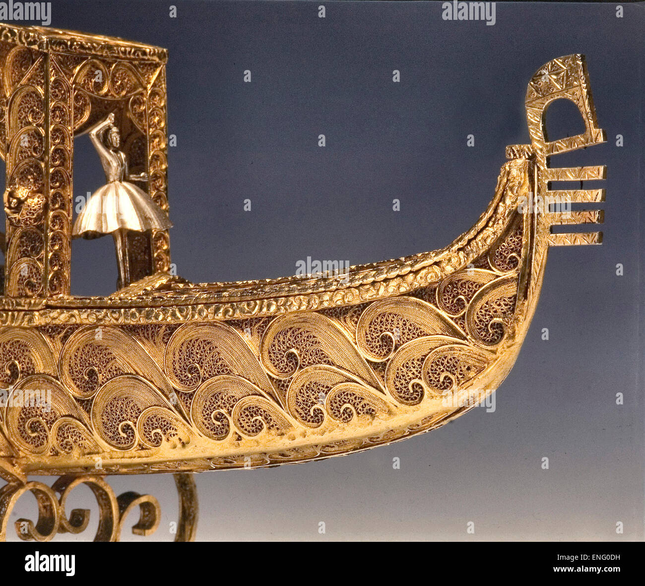 Gold filigree jewellery hi-res stock photography and images - Alamy