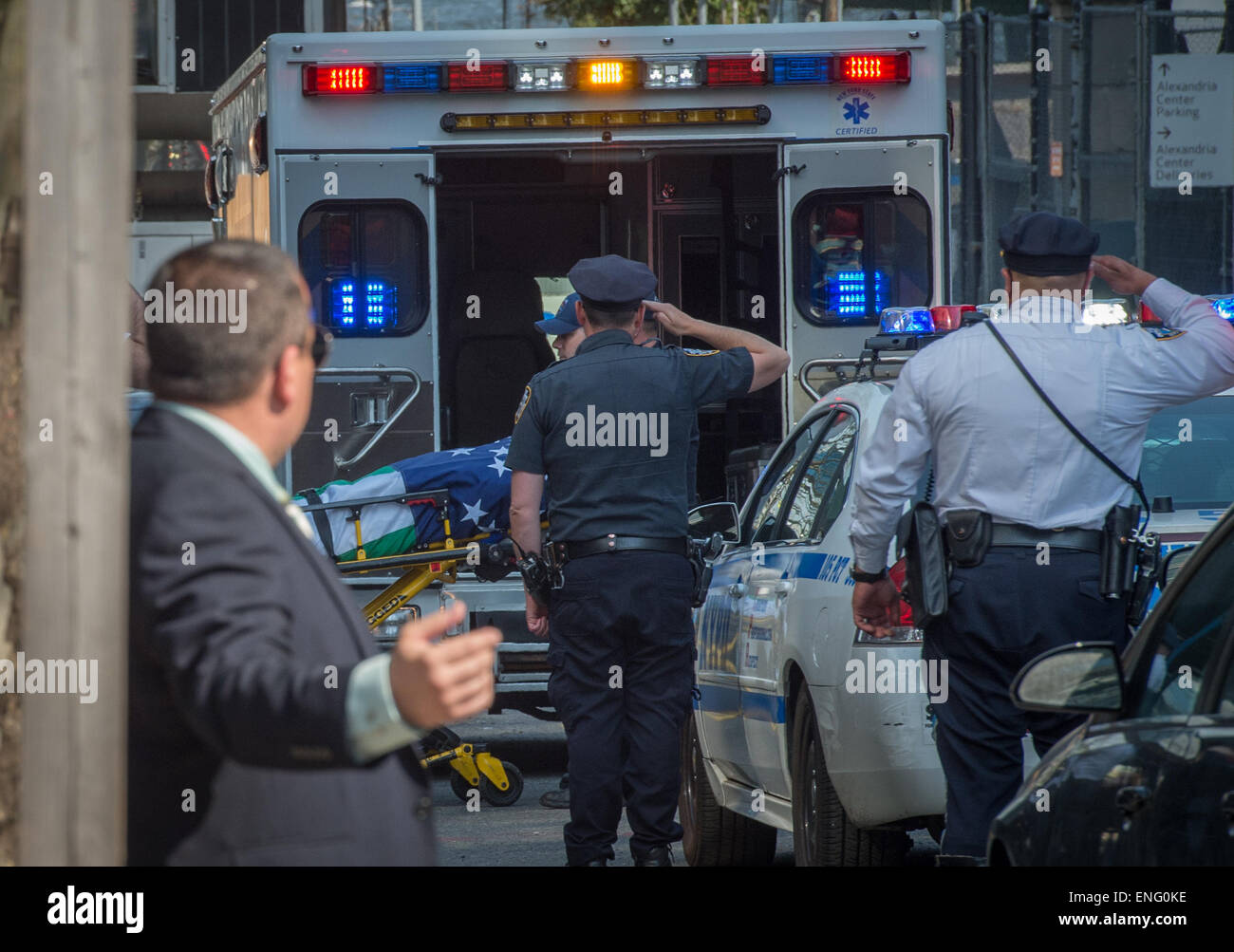 Police officers salute flag hi-res stock photography and images - Alamy
