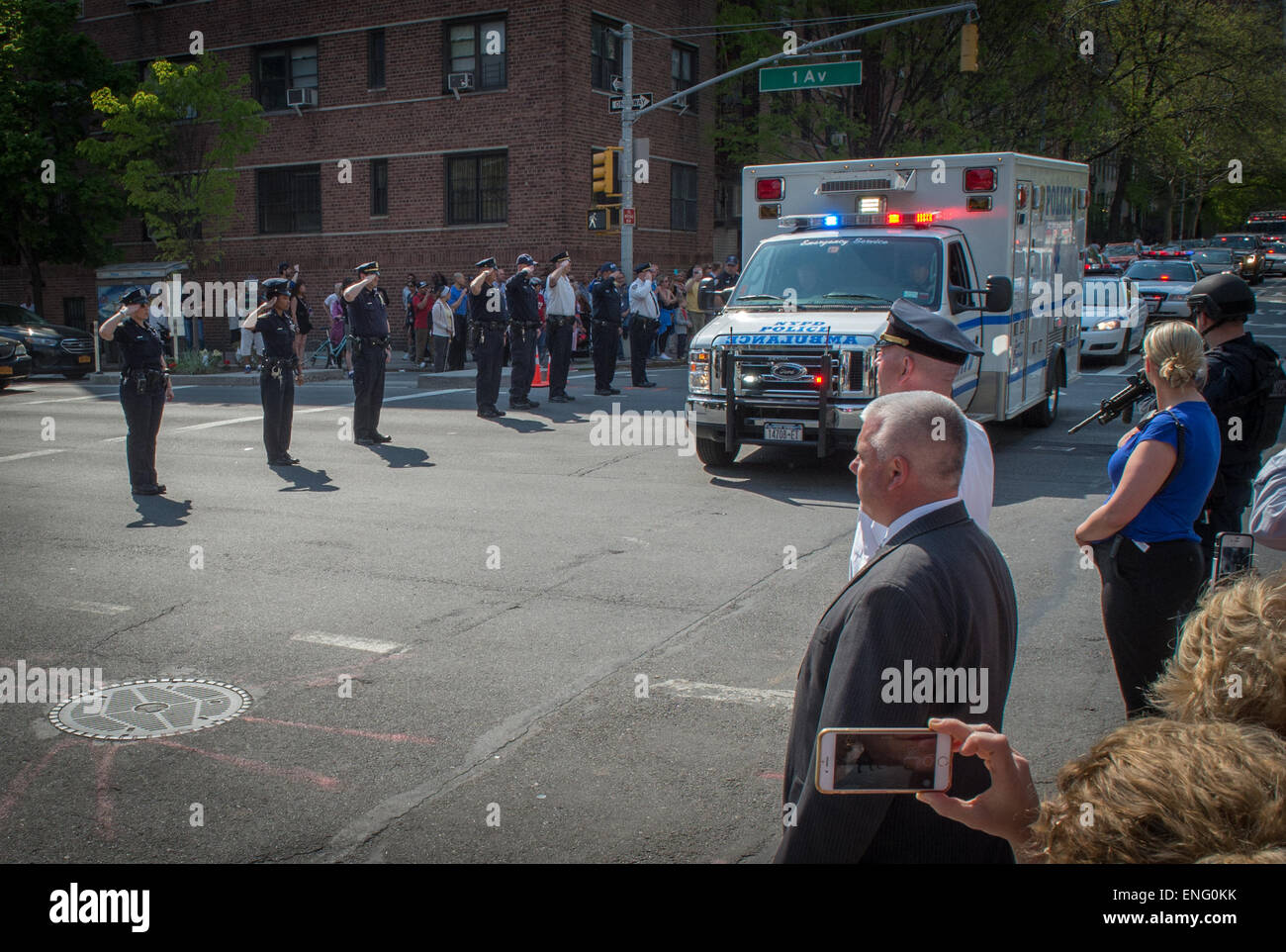 Police Officers Salute Flag Stock Photos & Police Officers Salute Flag ...