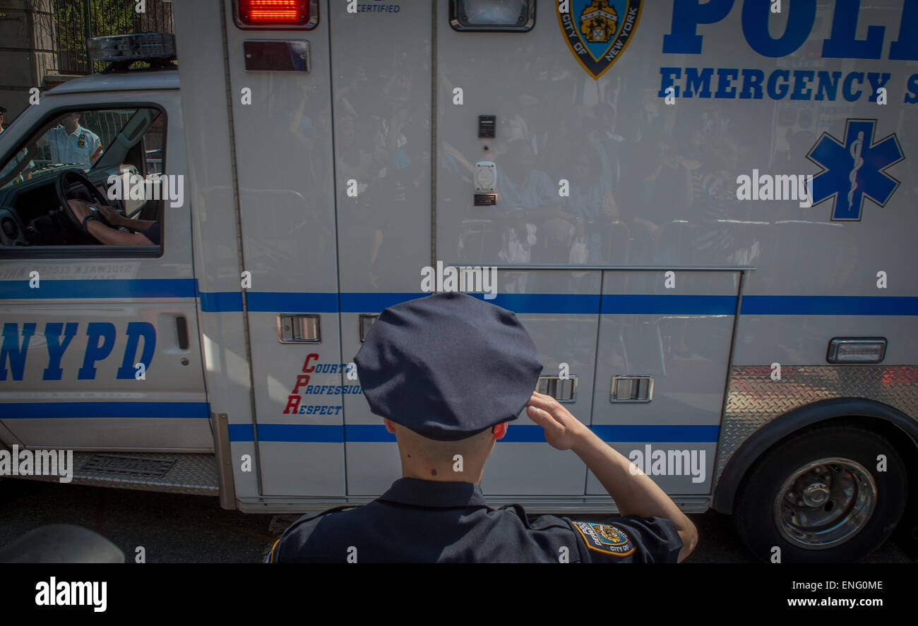 Police officers salute flag hi-res stock photography and images - Alamy