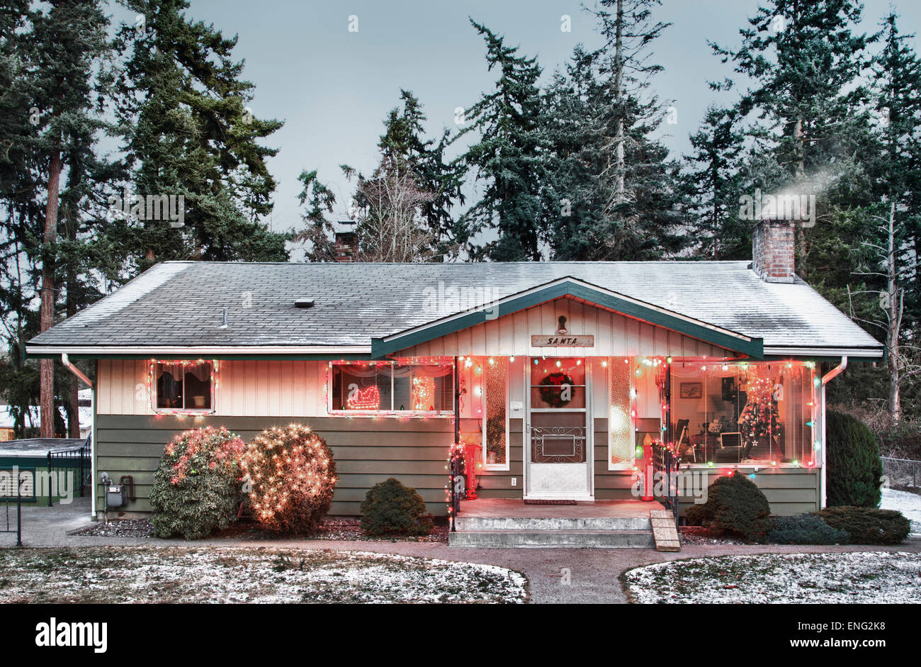 House with outdoor christmas lights hi-res stock photography and images ...