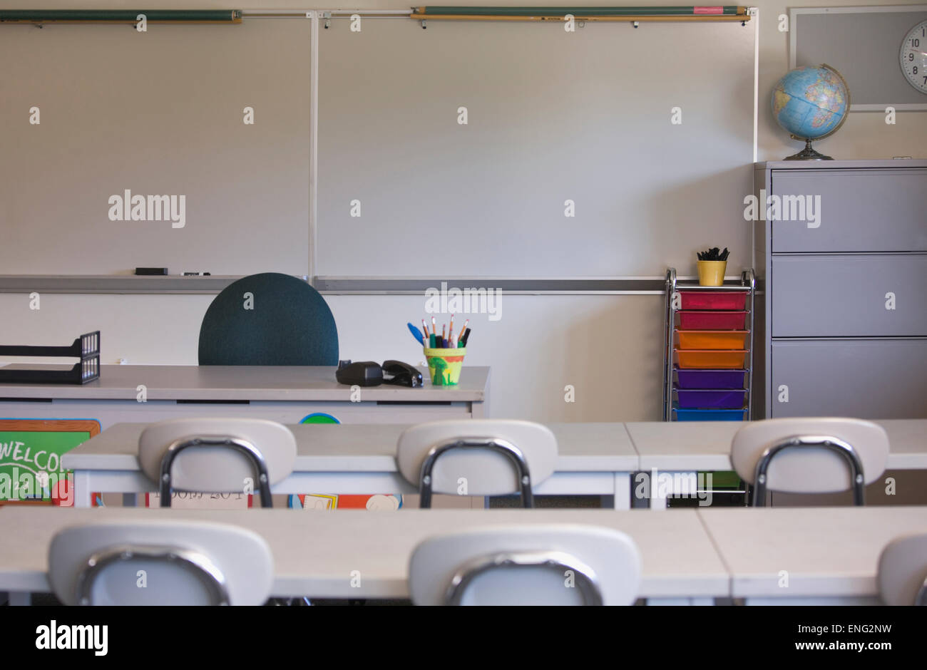 Empty classroom desk hi-res stock photography and images - Alamy