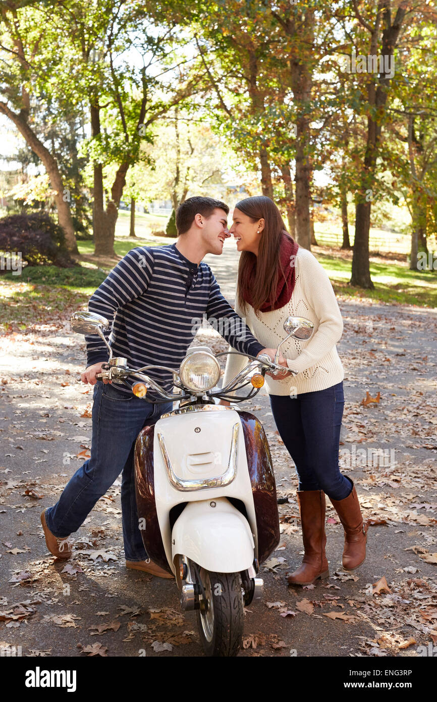Couple full body kissing hi-res stock photography and images - Alamy