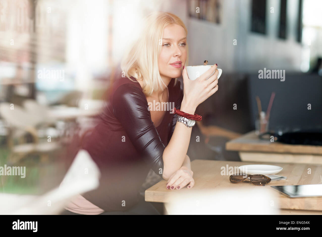 Woman sitting back view bar hi-res stock photography and images - Alamy