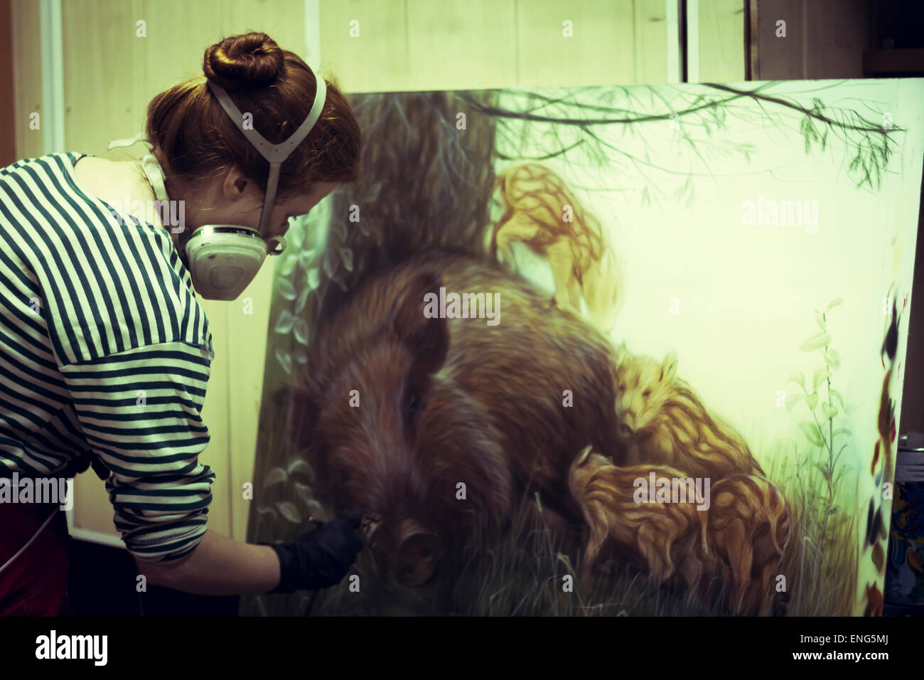 Artist in gas mask airbrushing painting in studio Stock Photo - Alamy